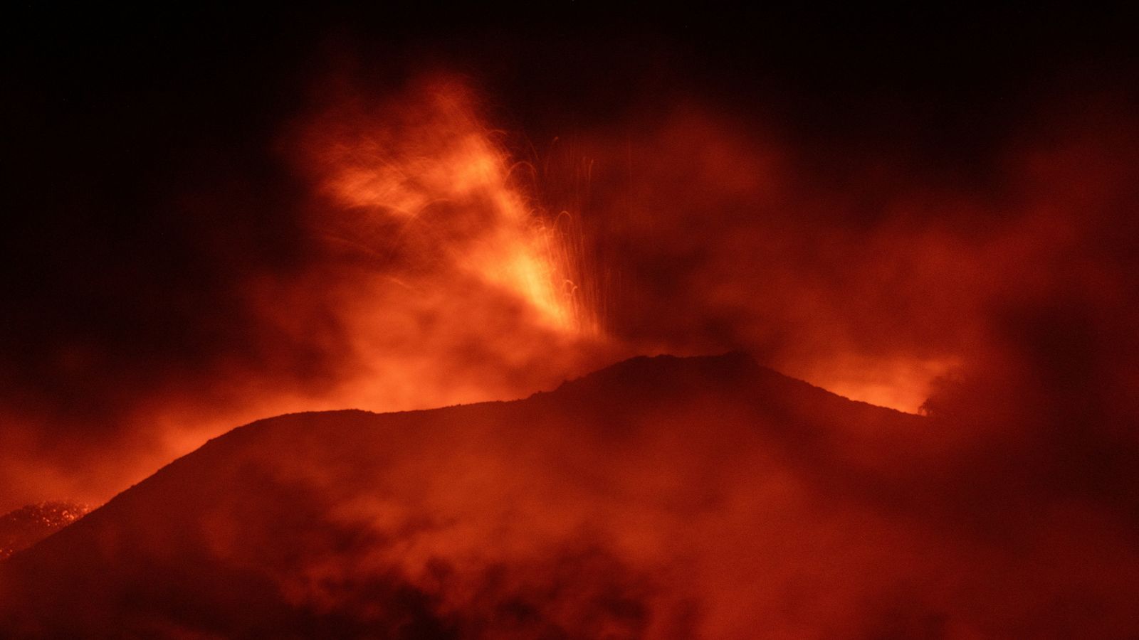 Mount Etna: Flights suspended as Italian volcano spews lava and ash ...