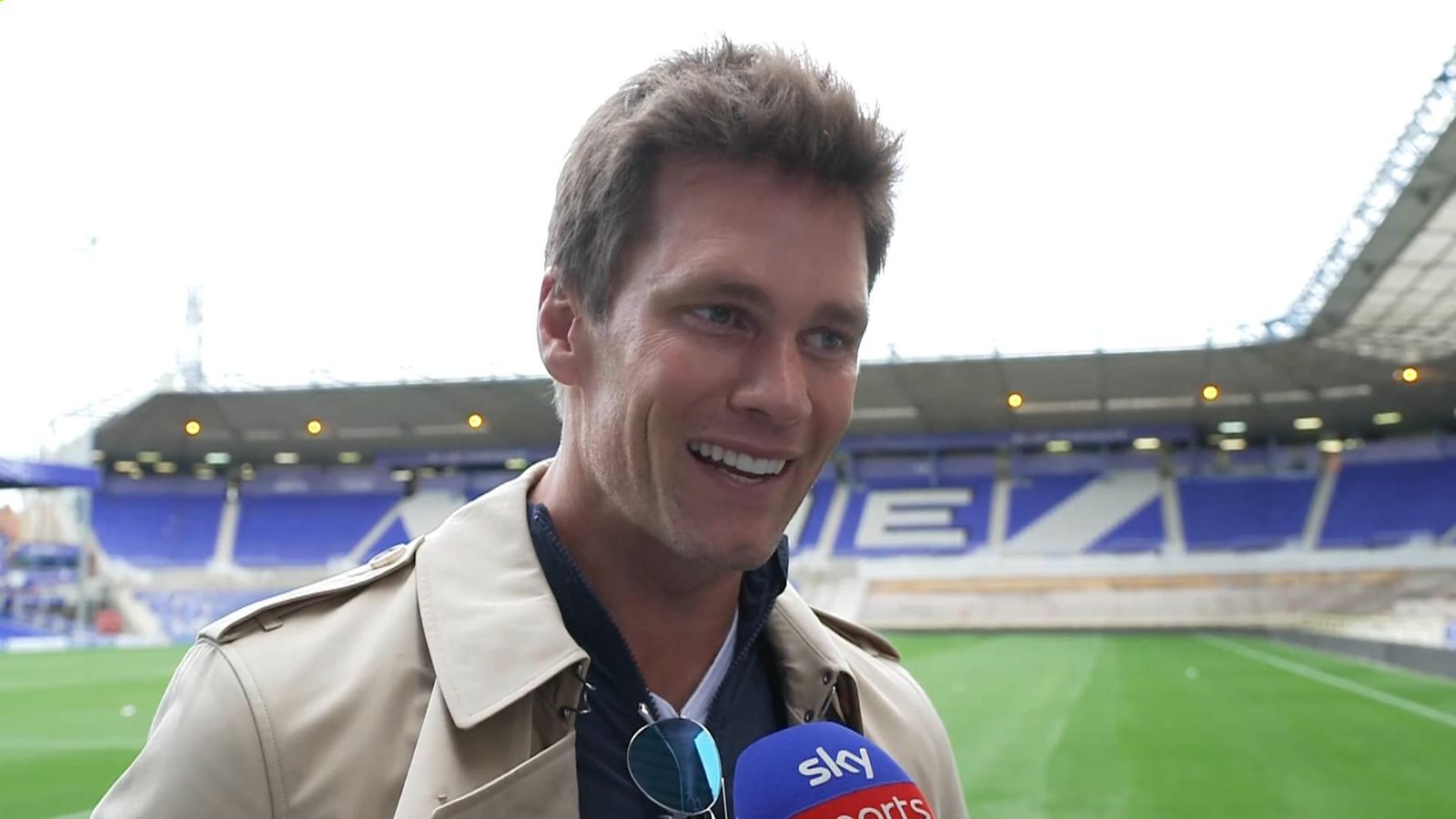 NFL star Tom Brady meets Birmingham fans in a pub outside the stadium ...