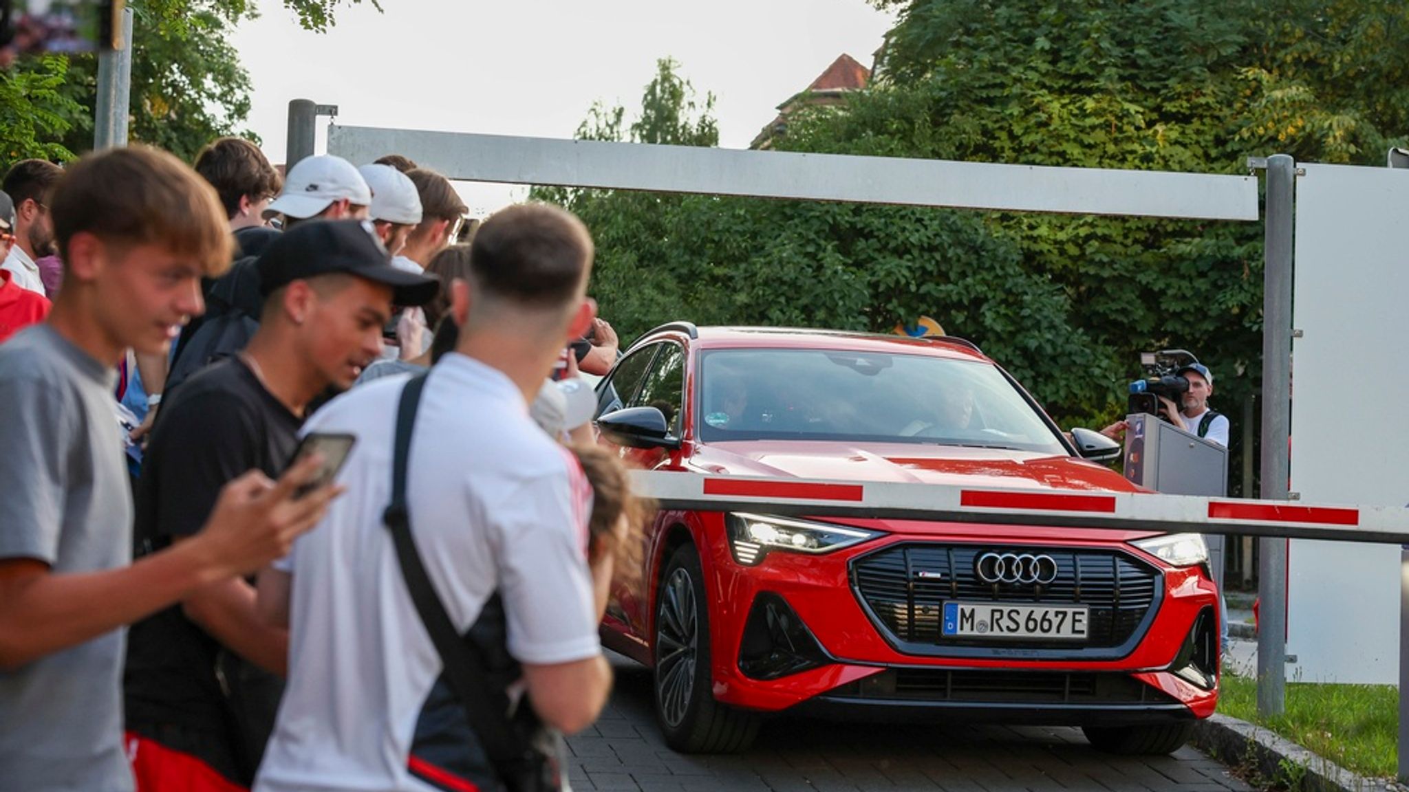 Harry Kane: Tottenham striker arrives in Germany to finalise move to ...