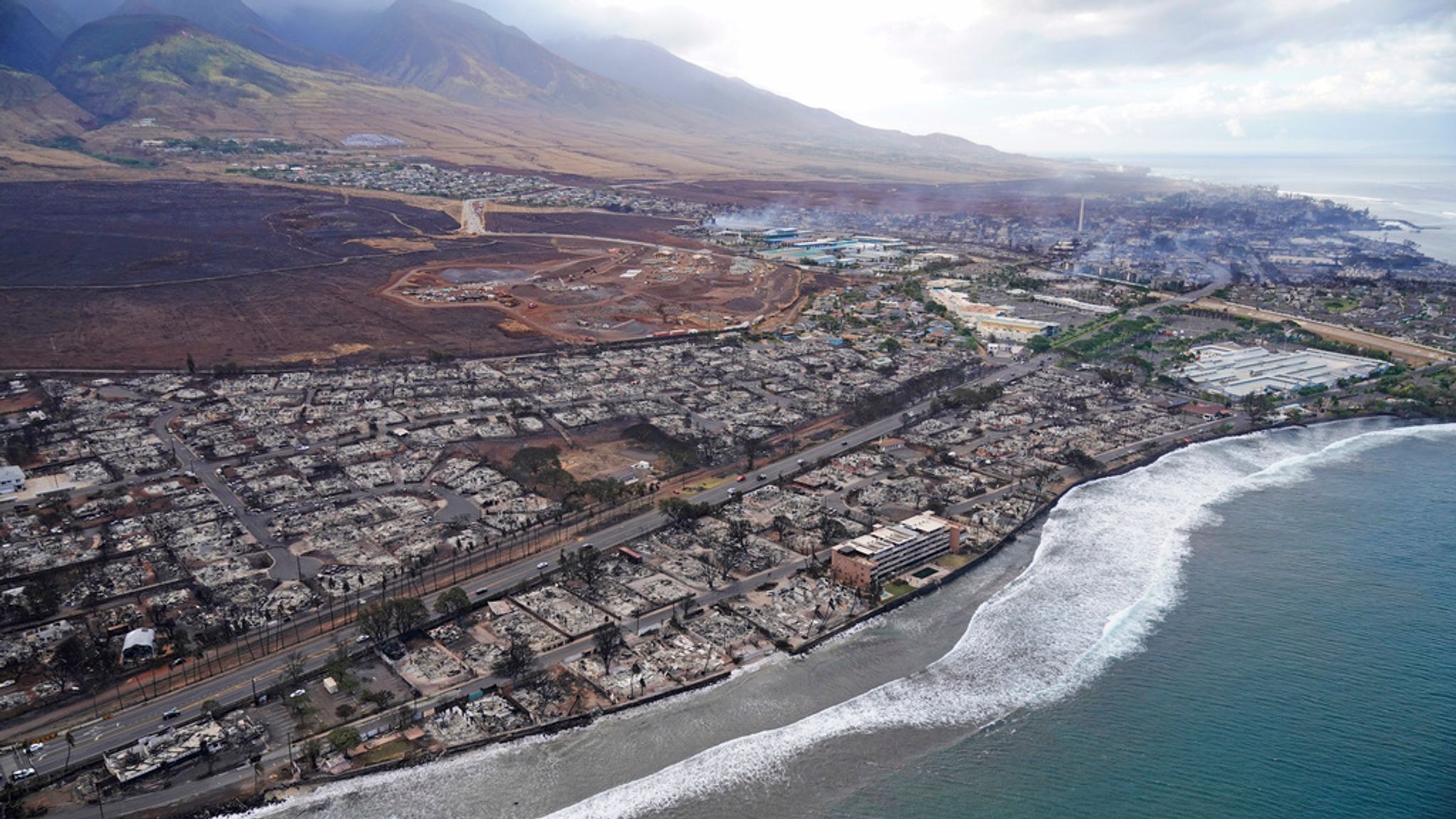 Hawaii wildfires: 'Jump in the water during a hurricane, or burn ...