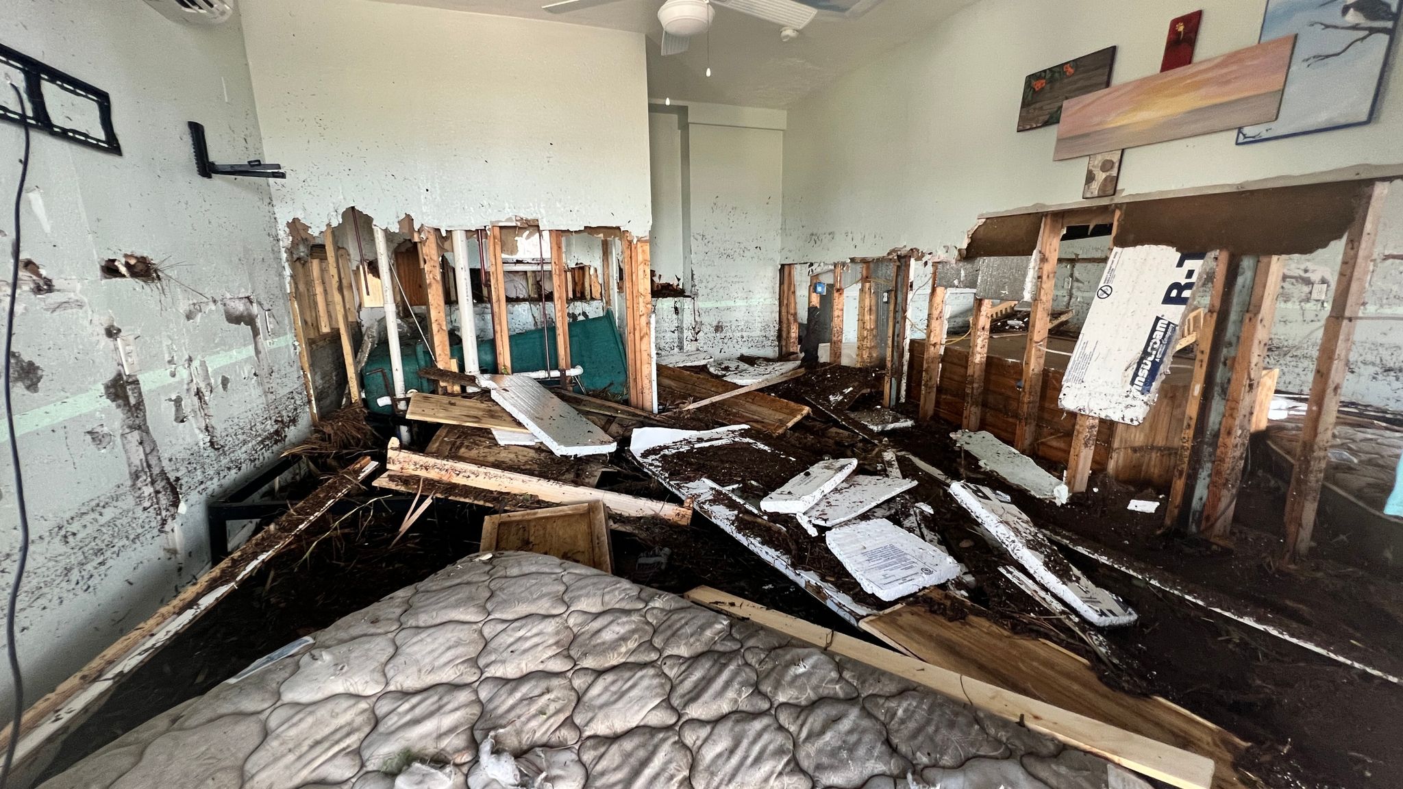 Hurricane Idalia wrecked much of Cedar Key but people here will brave ...