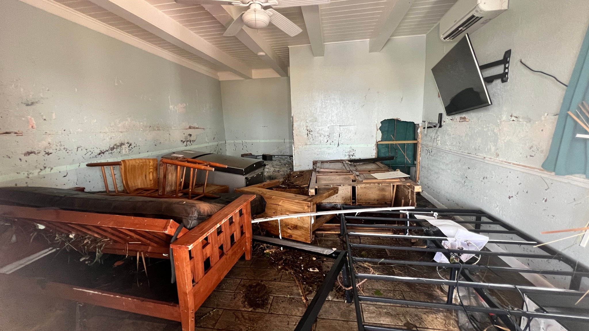 Hurricane Idalia wrecked much of Cedar Key but people here will brave ...