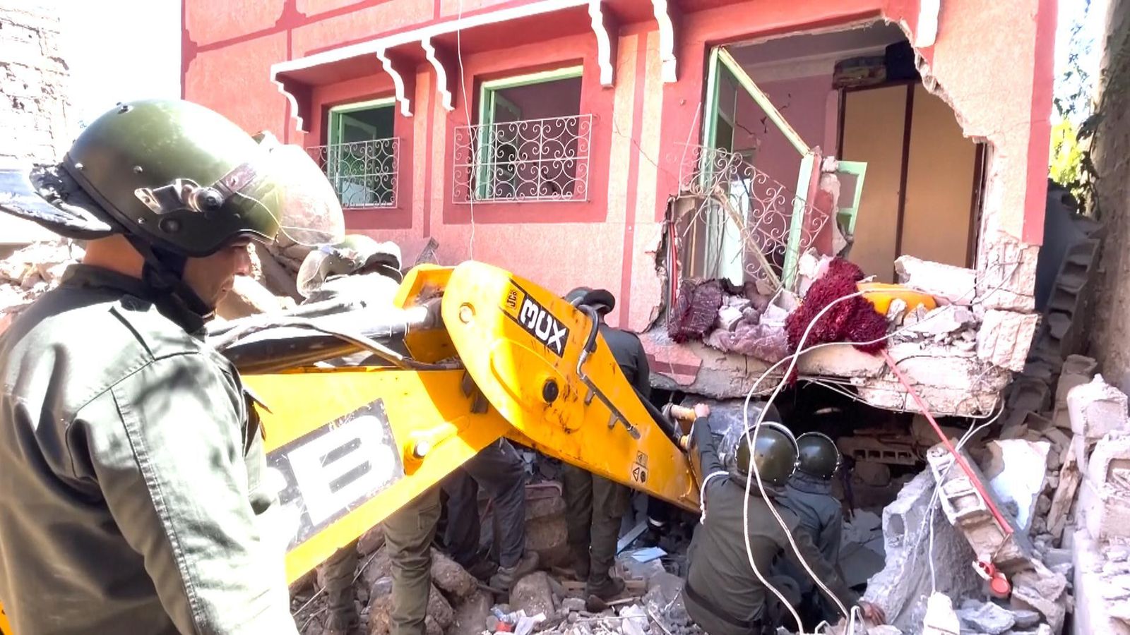 Morocco earthquake: Emergency workers race against time to free those ...