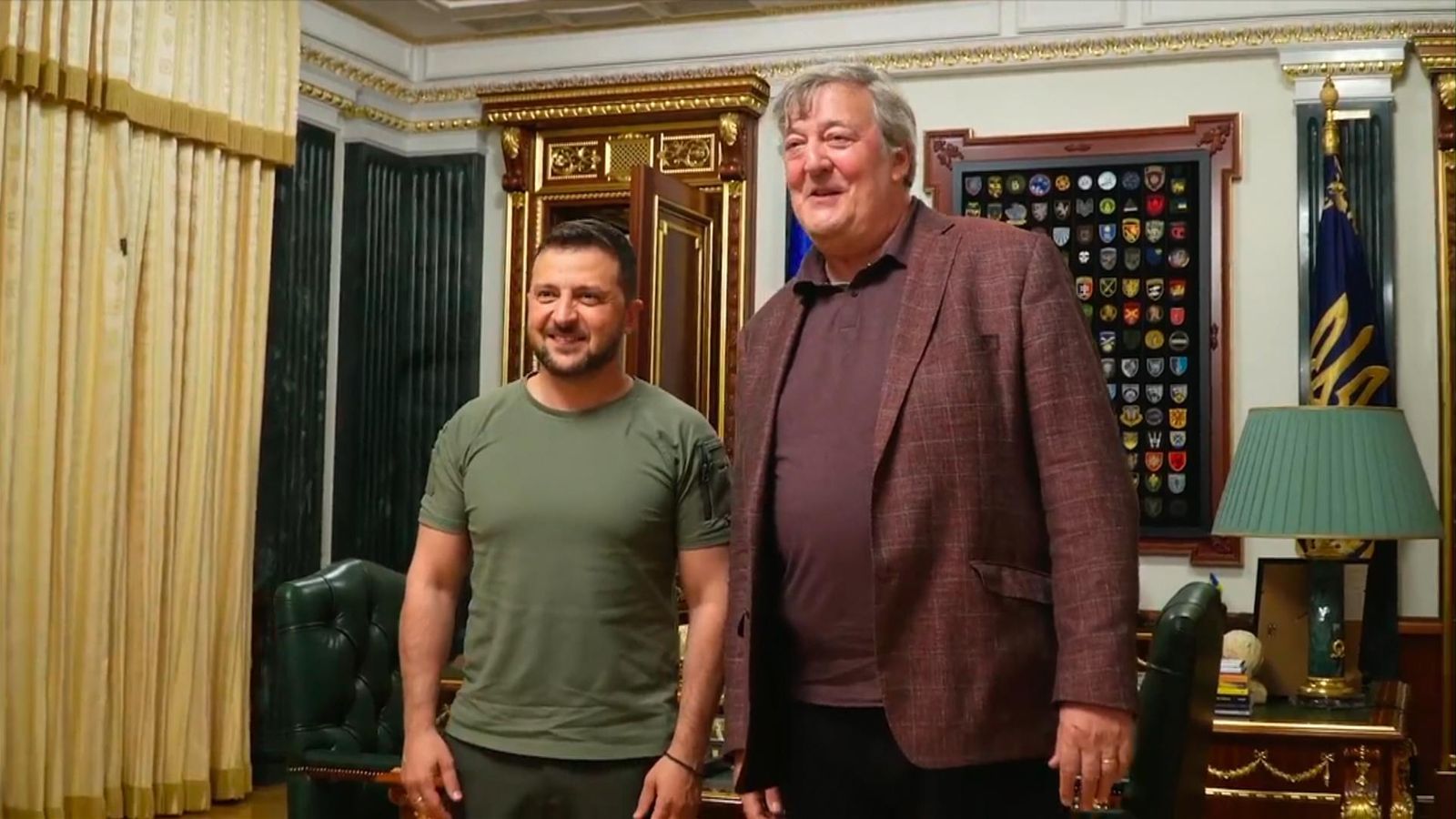 Ukraine war: Stephen Fry meets Ukrainian president Volodymyr Zelensky ...