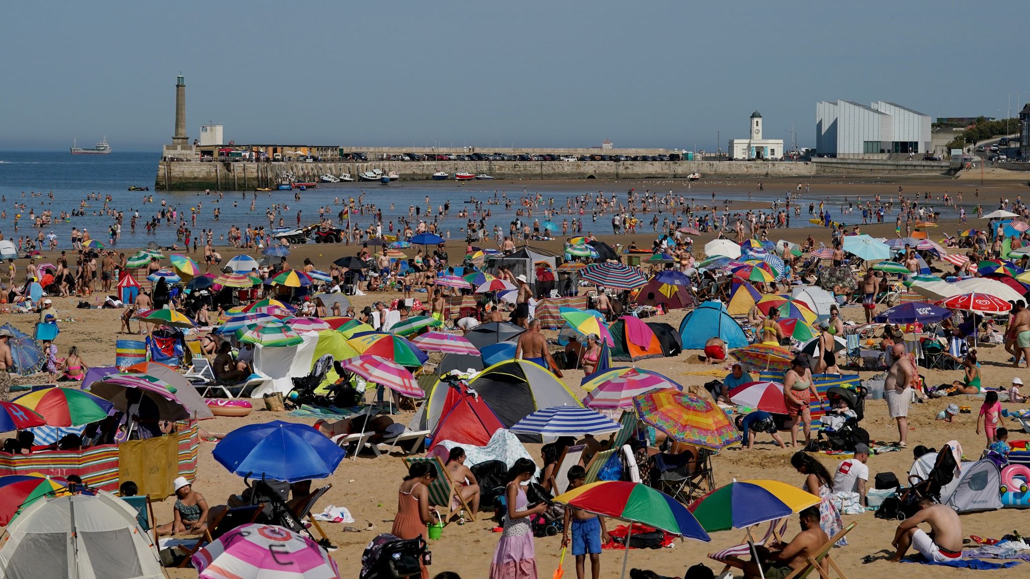 UK weather: Beaches packed as seventh day of 'unprecedented' heatwave ...