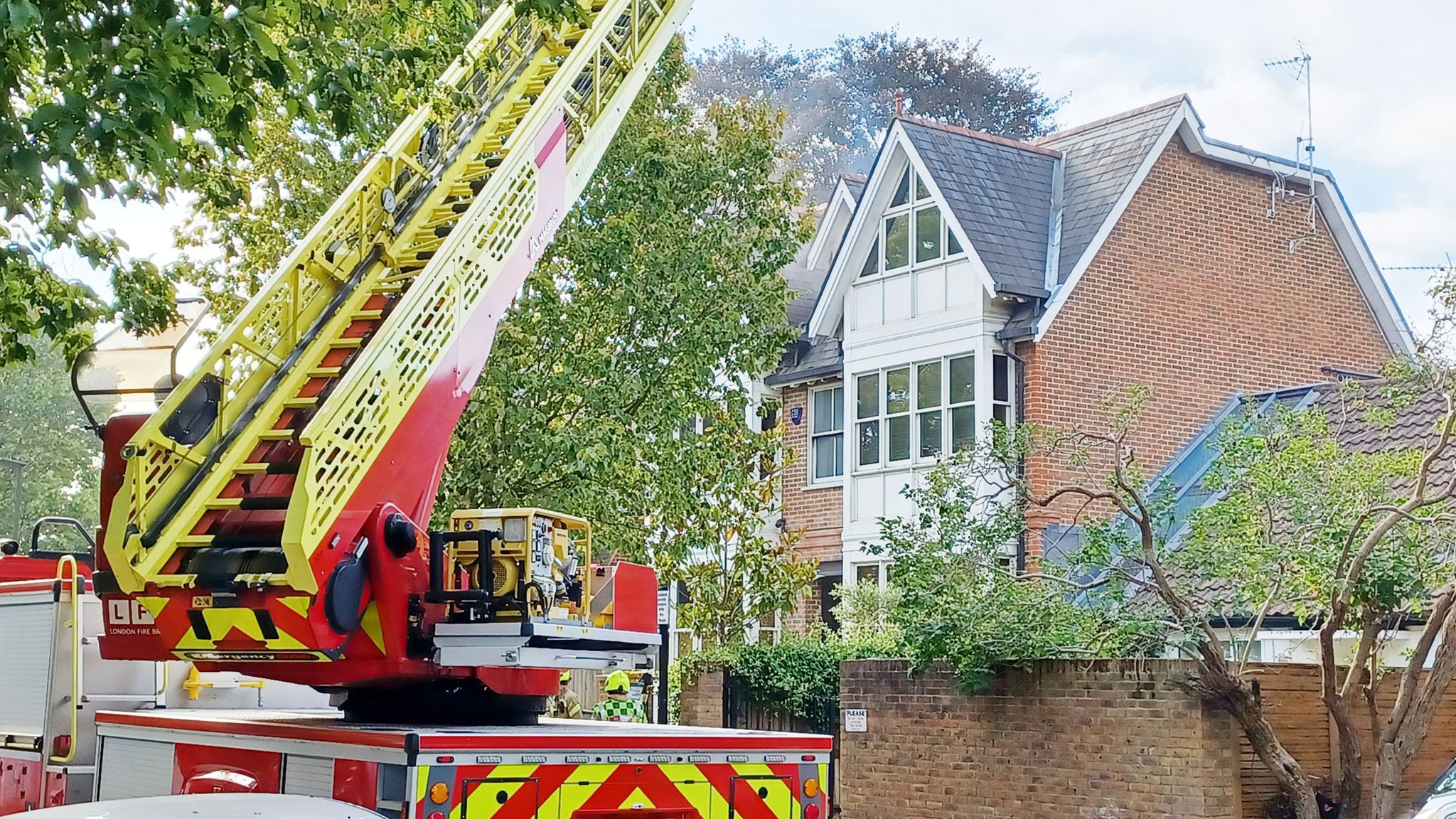'Serious' fire at Ant McPartlin and Lisa Armstrong's former Chiswick ...
