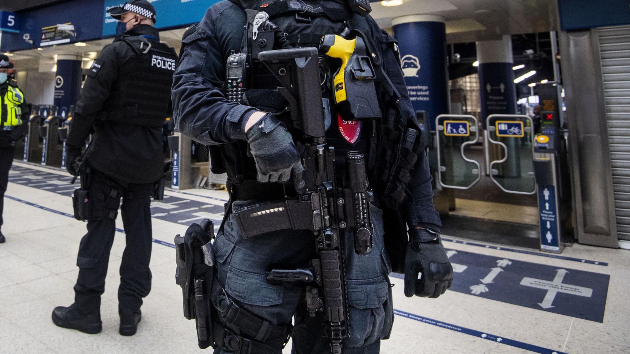 Met Police chief calls for more legal protections as army on standby to ...