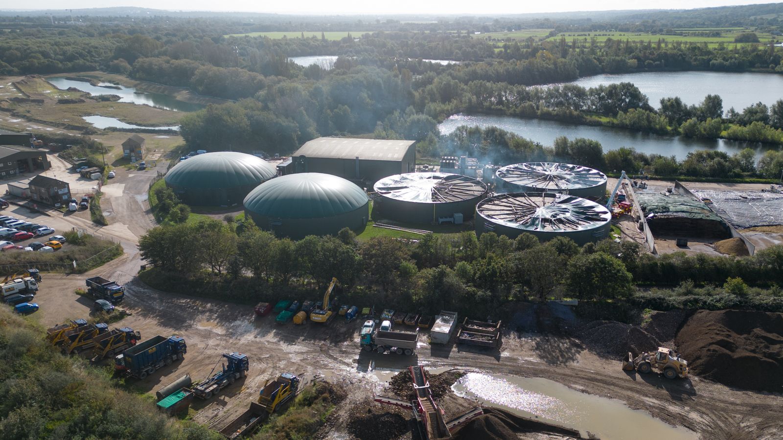 Oxfordshire explosion: New pictures show damage caused by lightning ...