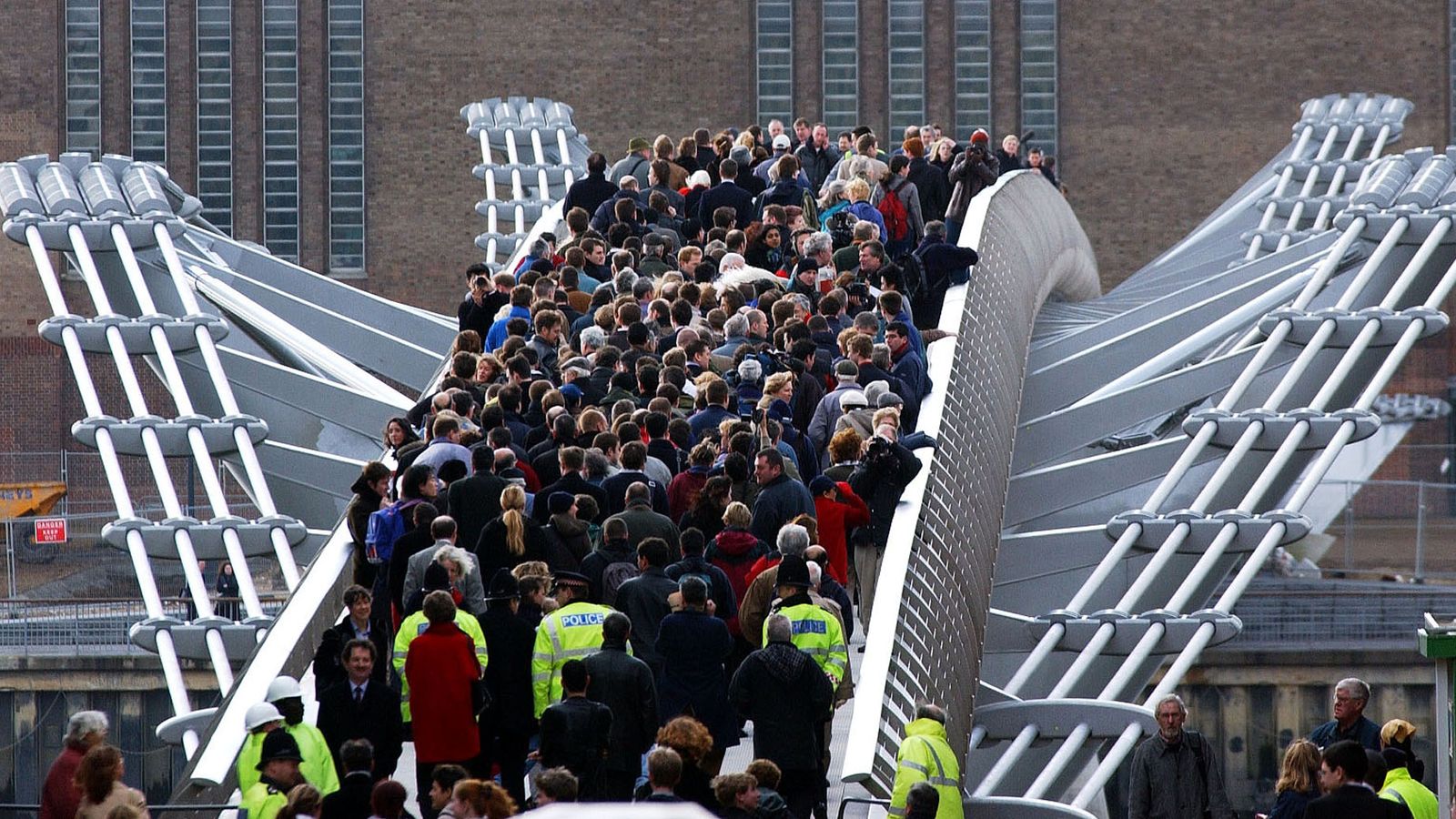 London's Millennium Bridge to close temporarily for urgent maintenance ...