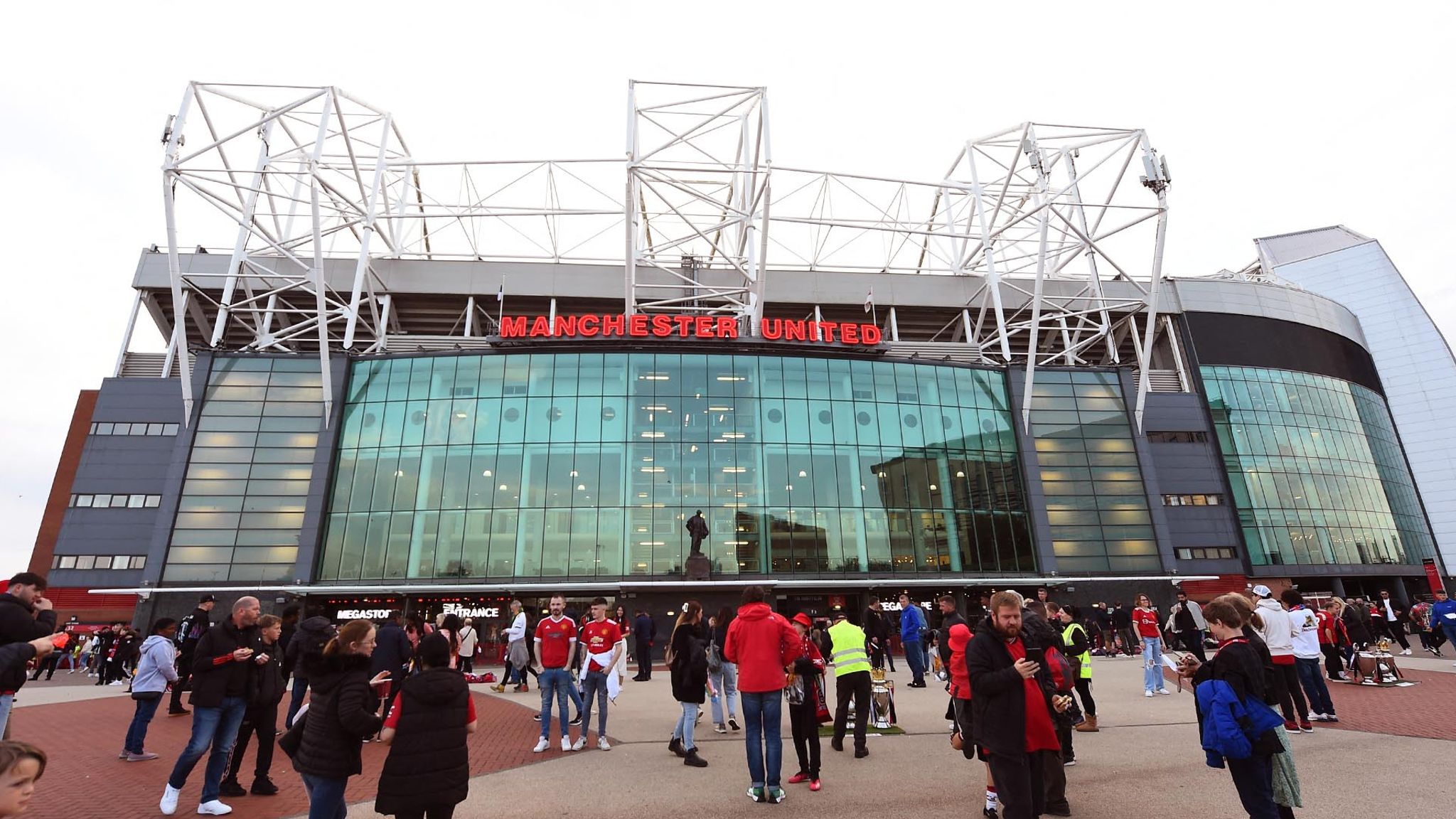 Manchester United chief executive to 'step down' in management ...