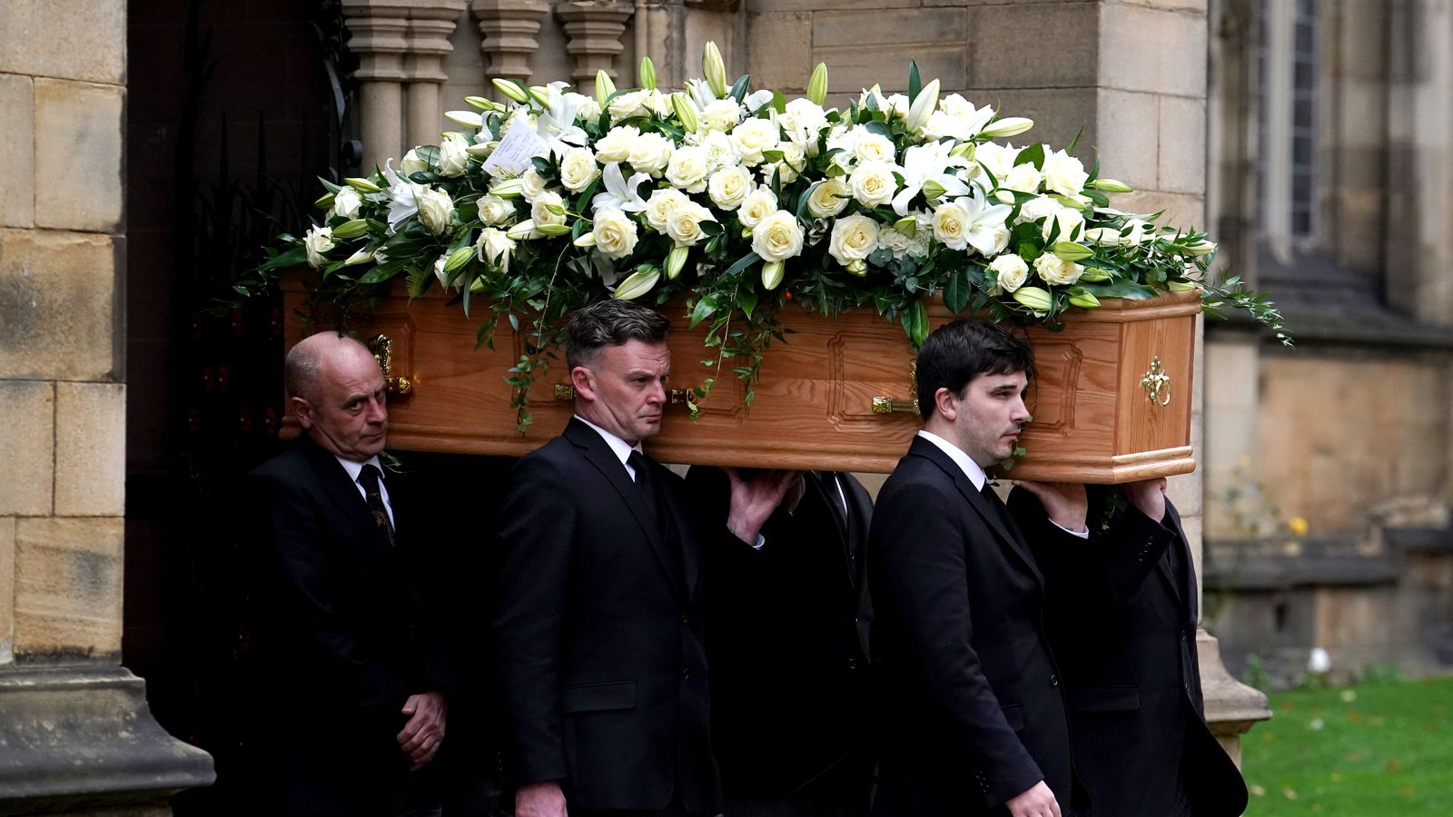 Prince William and Sir Alex Ferguson among thousands paying respect to ...