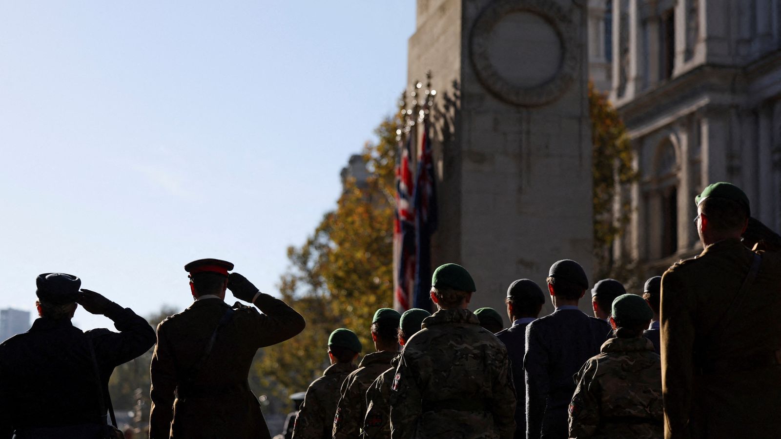 Police detain over 100 pro-Palestine protesters - after dozens of far ...