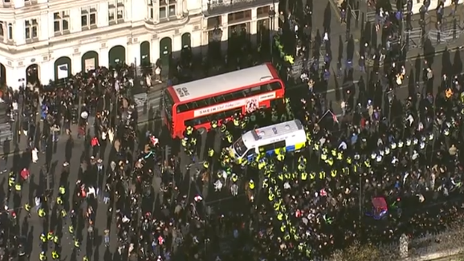 Police detain over 100 pro-Palestine protesters - after dozens of far ...