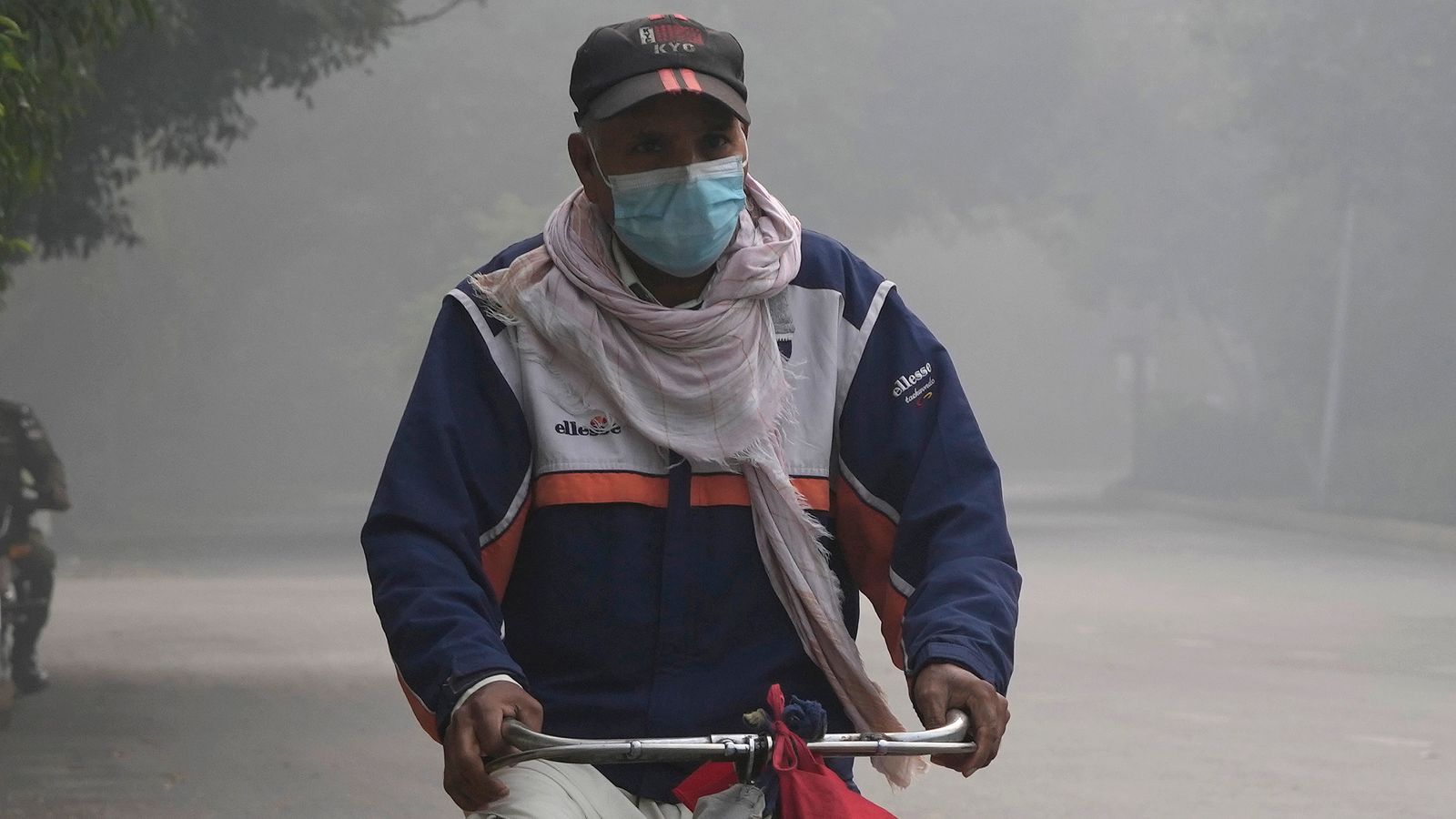 Pakistan and India shrouded in smog as schools and markets shut in ...
