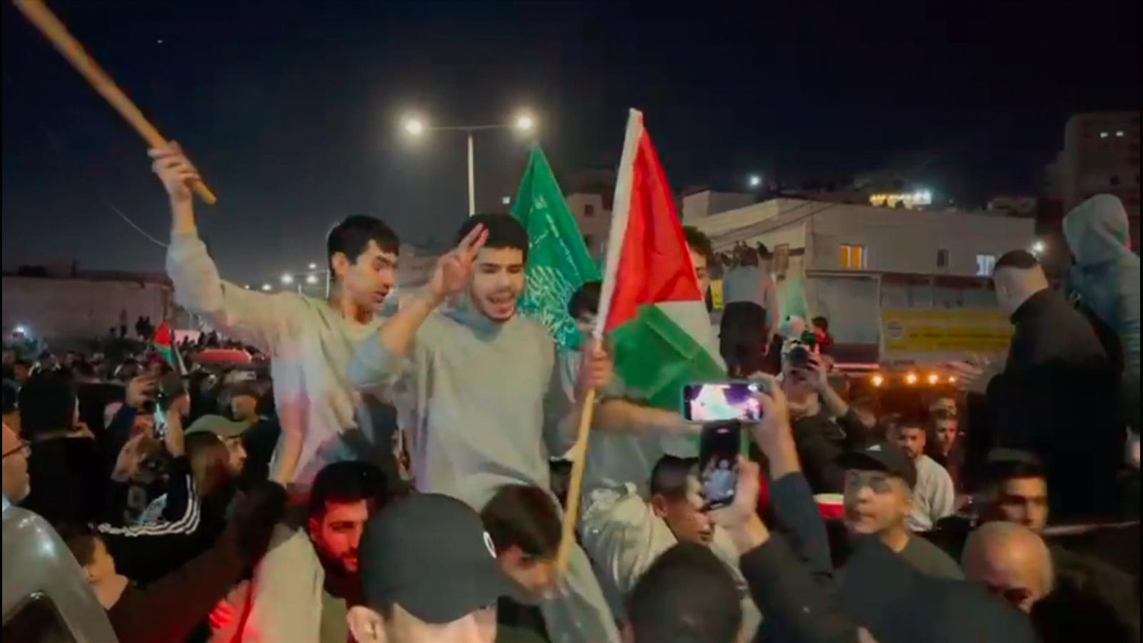 Israel-Hamas War: West Bank crowds greet Palestinian prisoners released ...