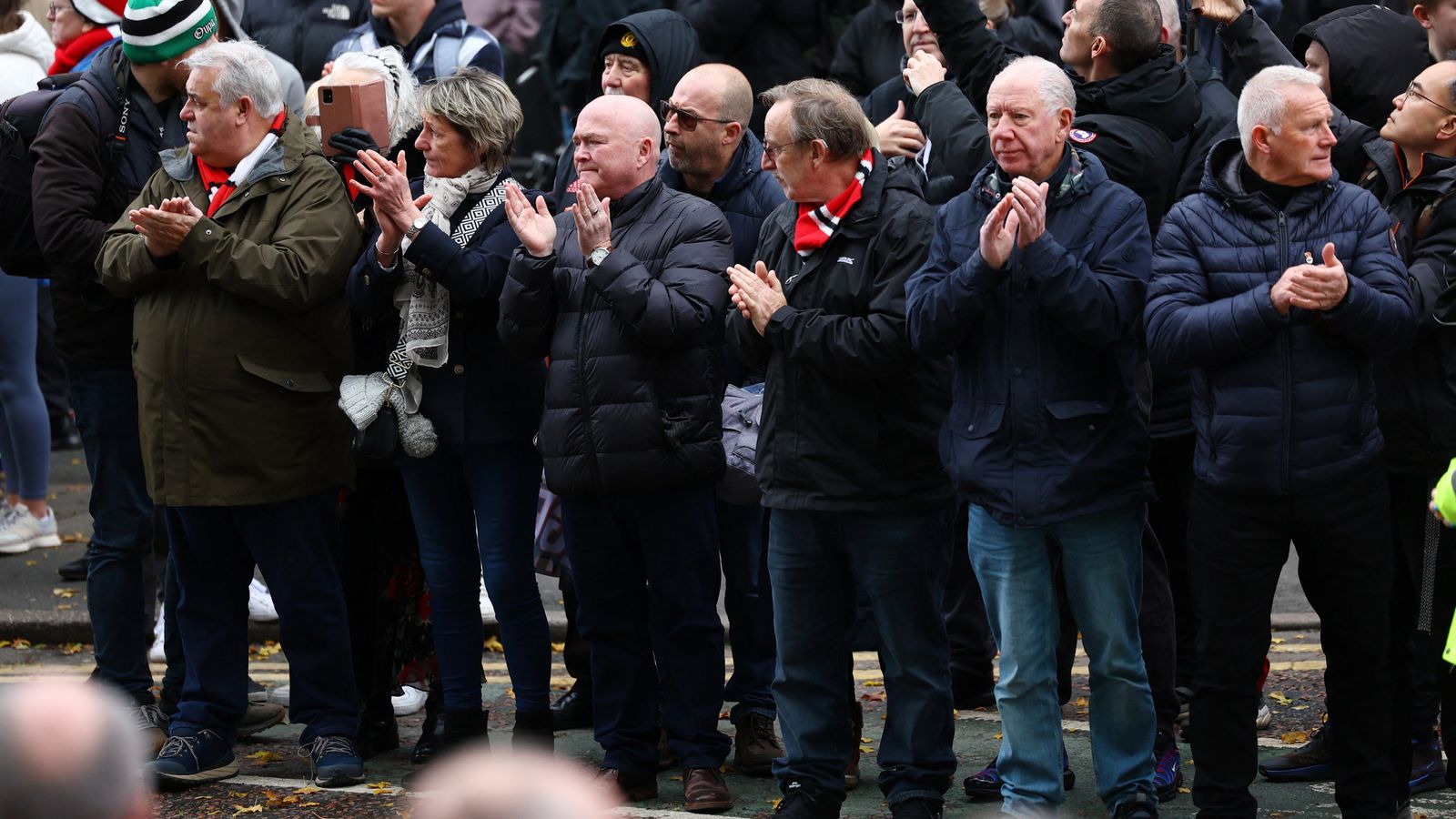 Prince William and Sir Alex Ferguson among thousands paying respect to ...