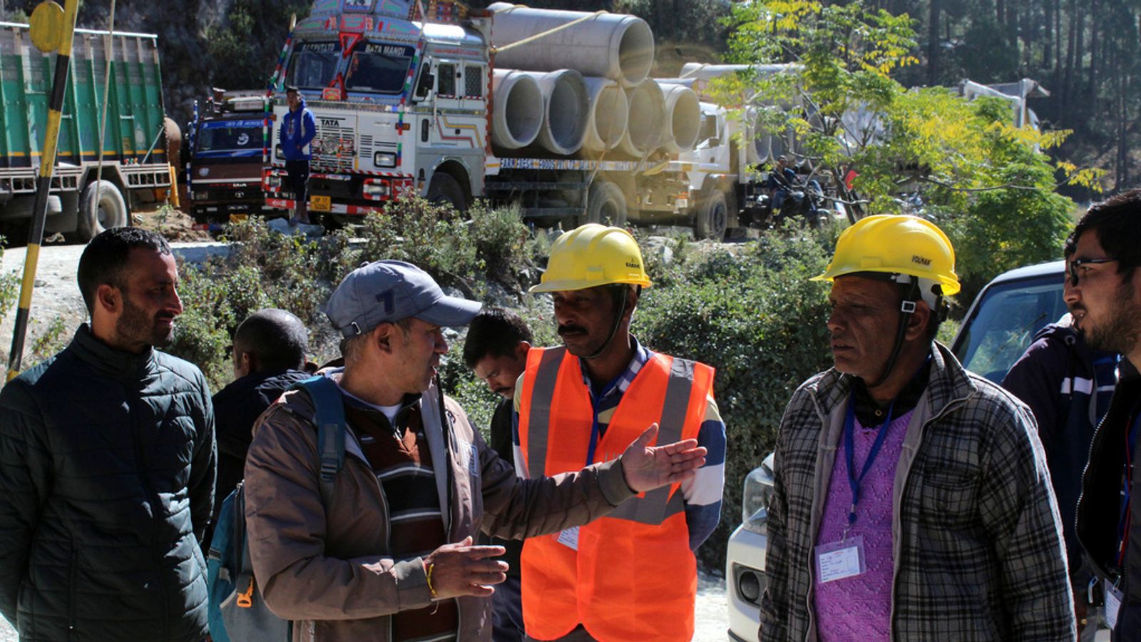 India tunnel rescue: Crews face 17-hour mission to reach 41 workers ...