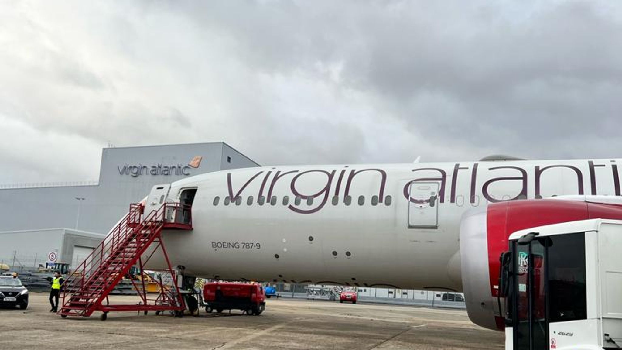 Pioneering flight to use 100% sustainable aviation fuel to cross the ...