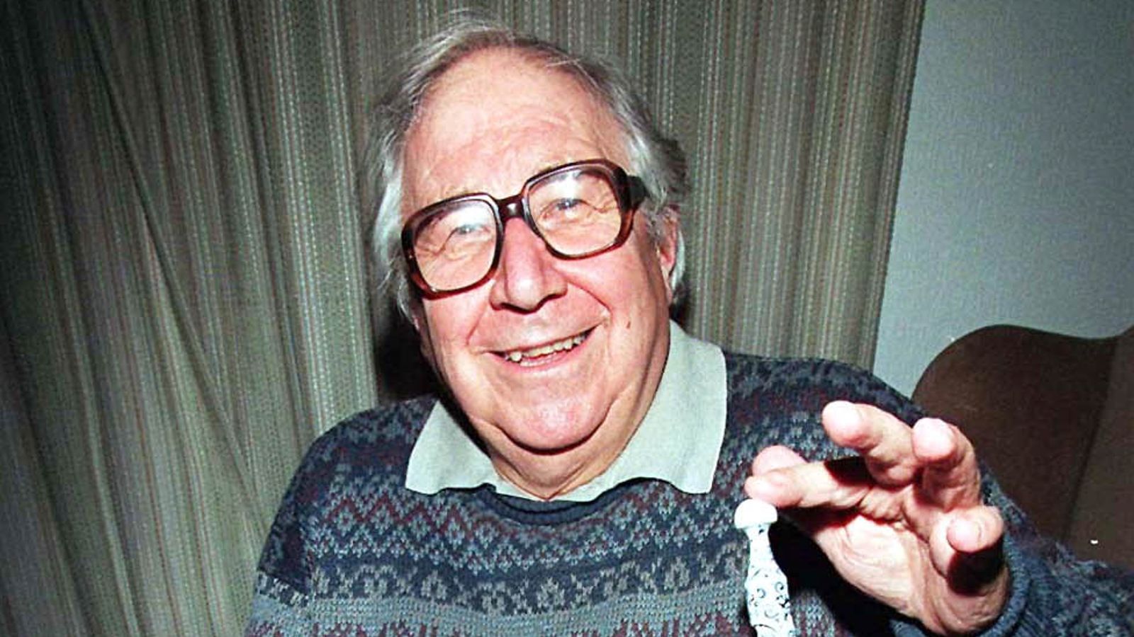 Antiques Roadshow porcelain expert Henry Sandon dies at 95 on Christmas ...