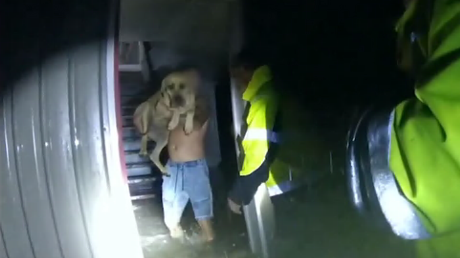 Queensland: Emergency services rescue people from their homes after ...