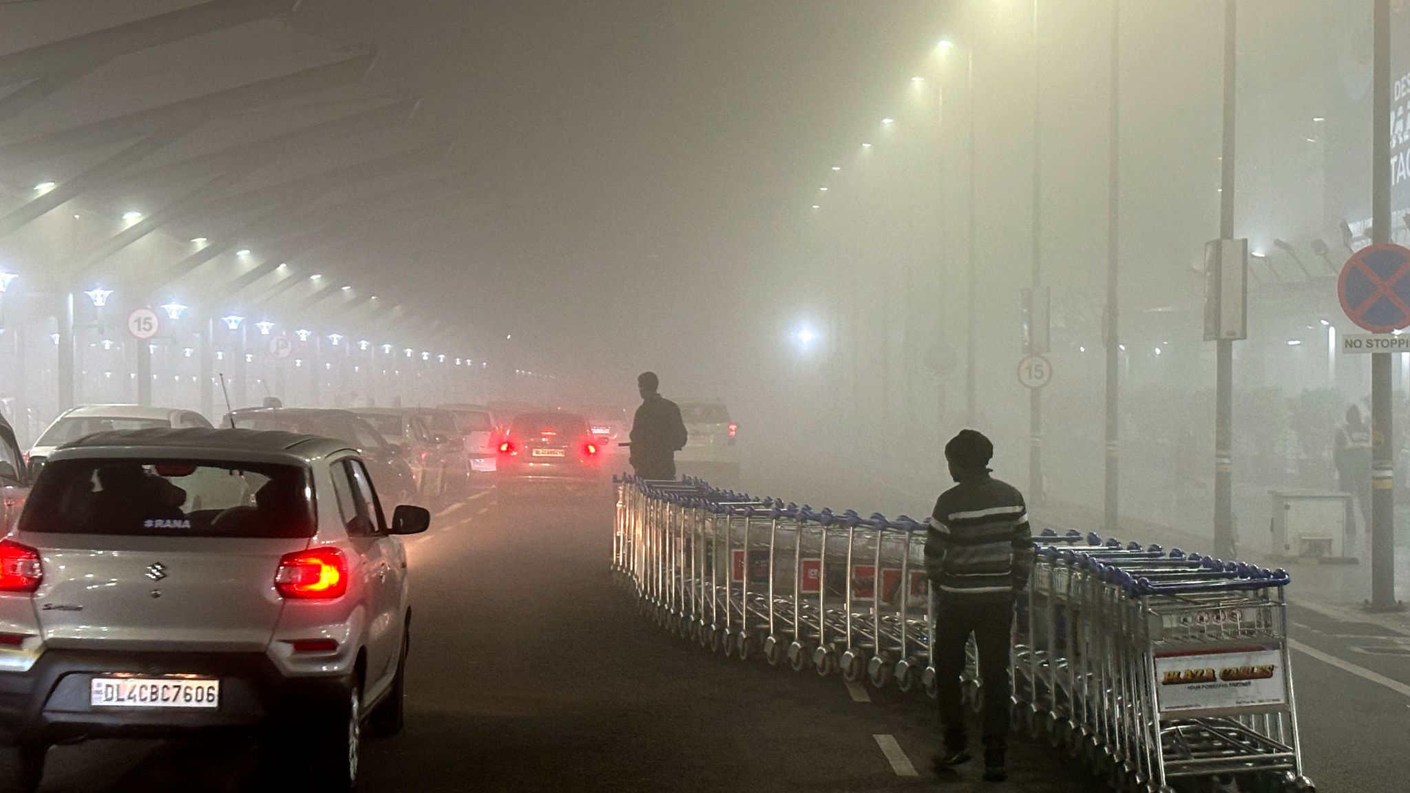 Thick fog swallows up New Delhi and causes travel disruption | World News | Sky News