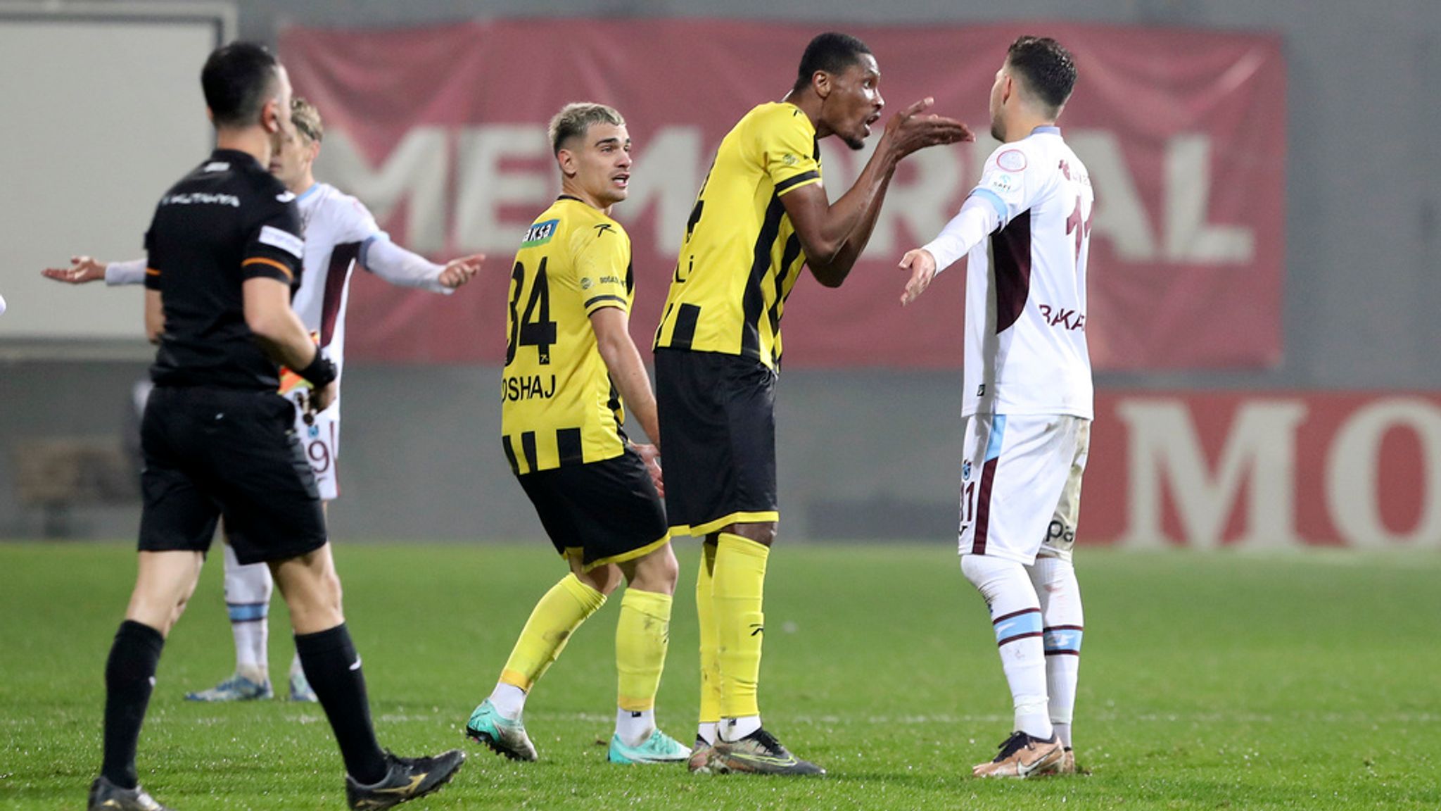 Turkish side Istanbulspor leaves pitch after not being awarded a ...