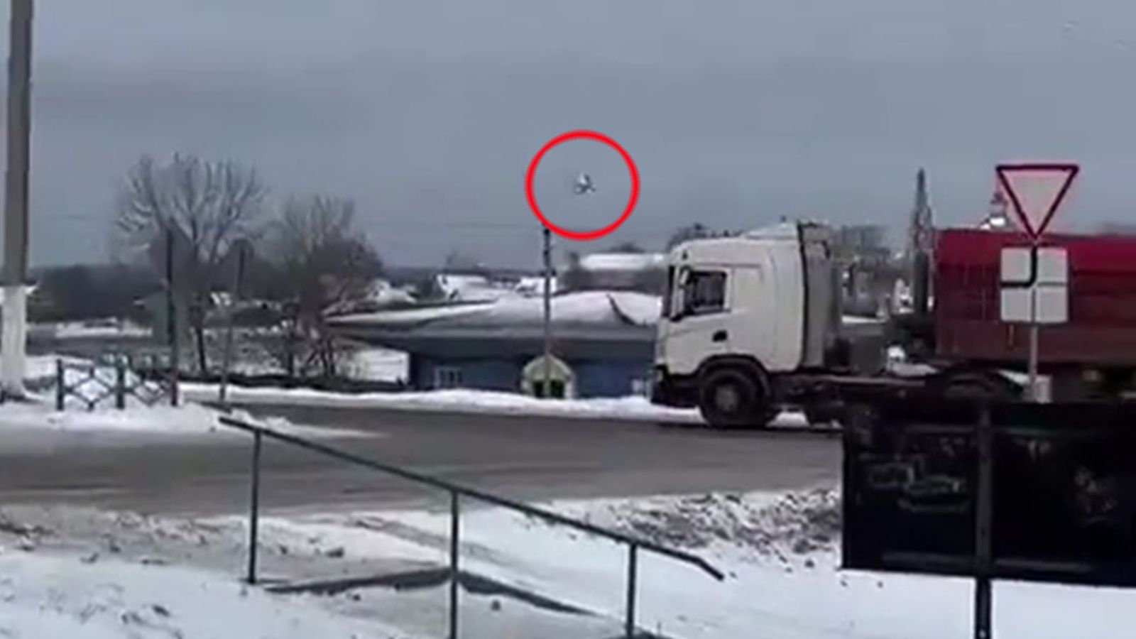 Russian military transport plane crashes with '65 Ukrainian PoWs ...
