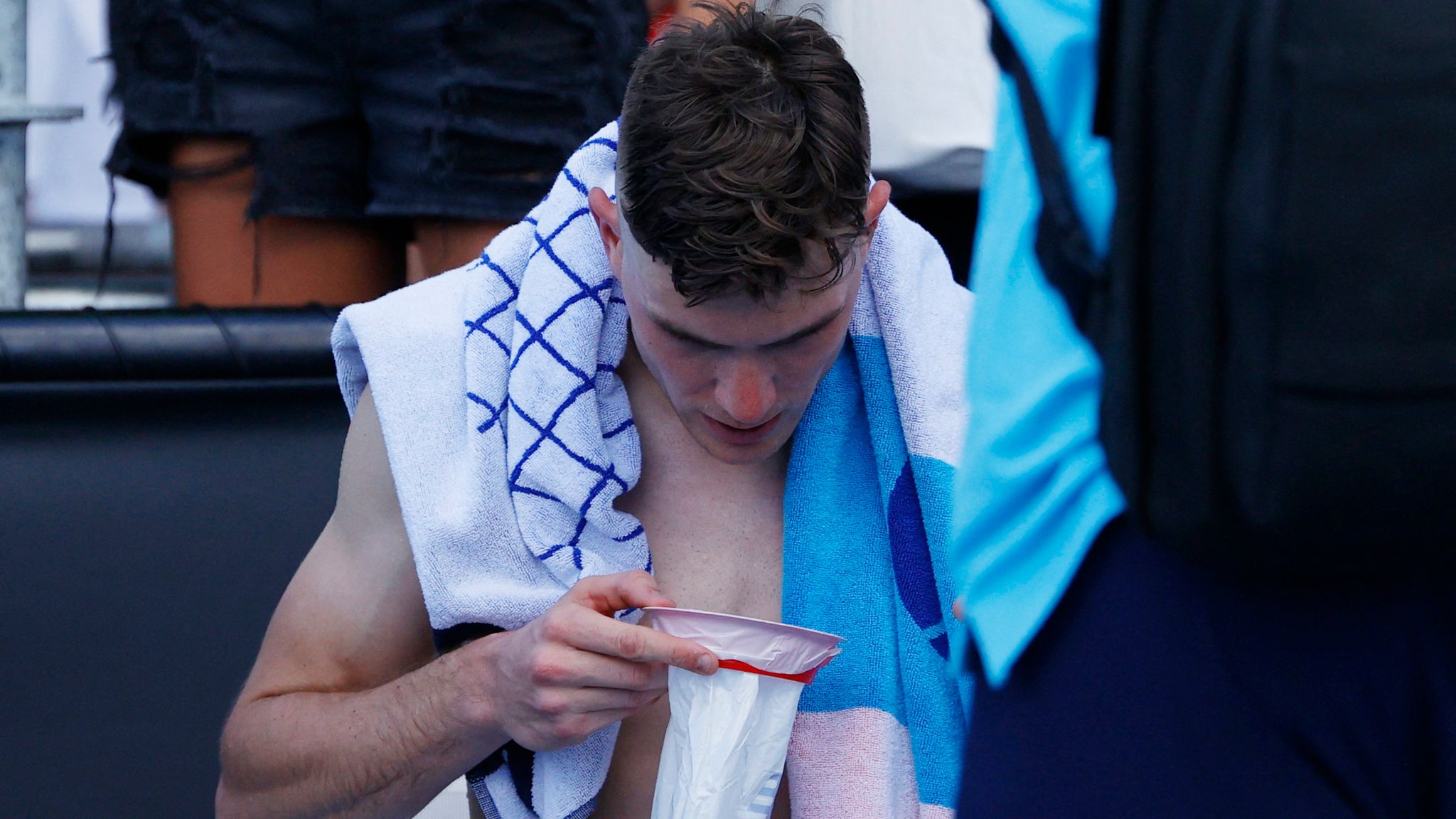 Britain's Jack Draper vomits courtside after tough five-set match win ...