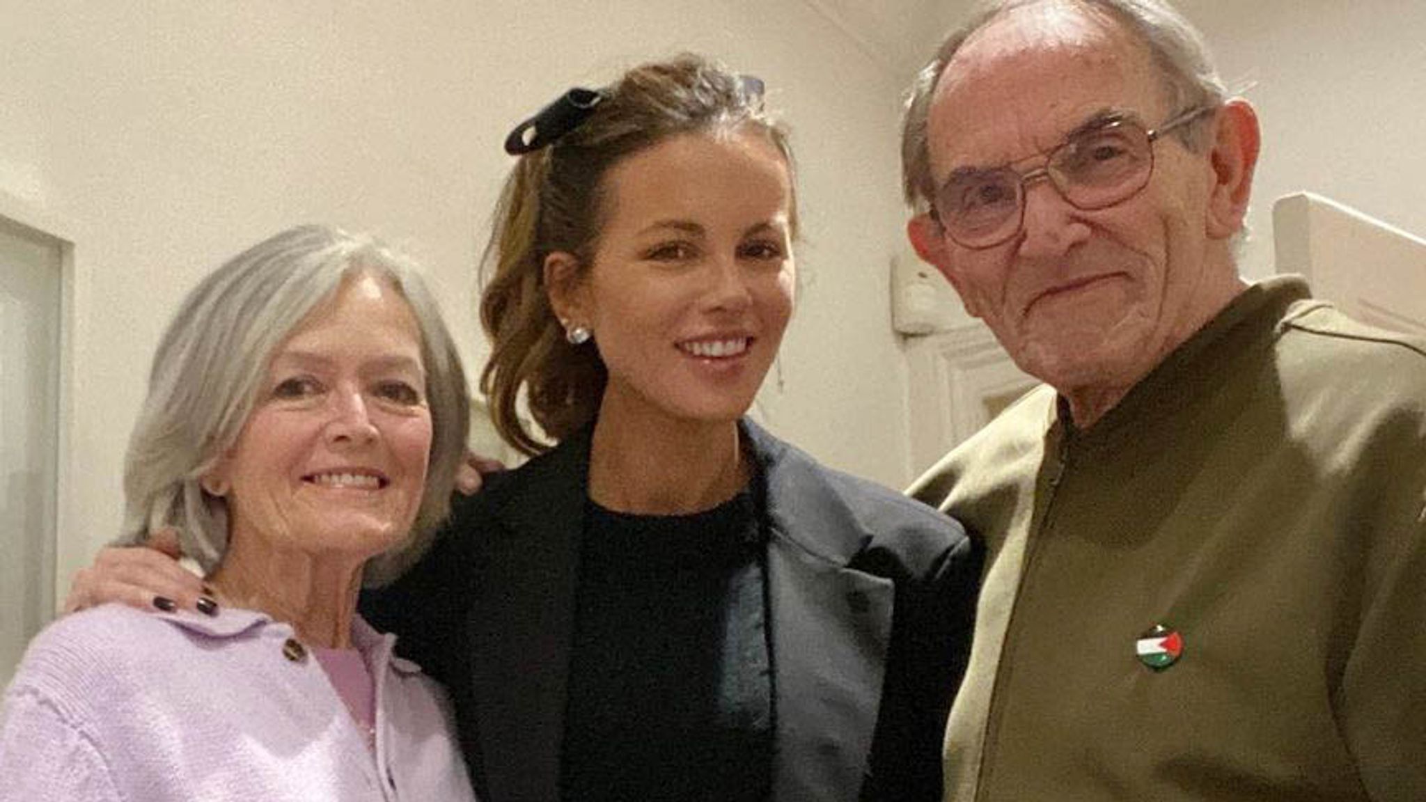 Kate Beckinsale says her stepfather, Roy Battersby, has died 'after a ...