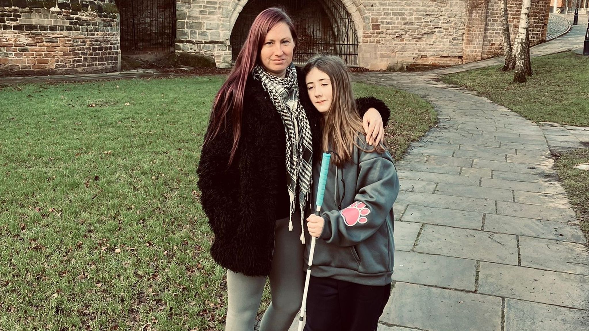 Kate Winslet donates thousands to help girl with rare eye condition ...