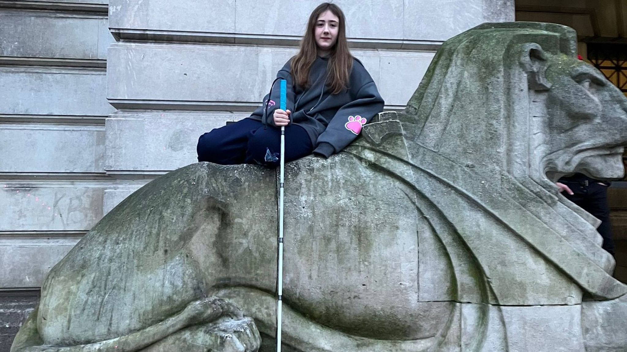 Kate Winslet donates thousands to help girl with rare eye condition ...