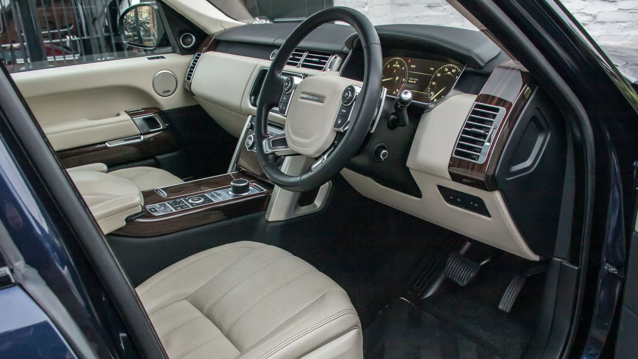 Queen Elizabeth II's Range Rover - complete with royal tweaks - up for ...