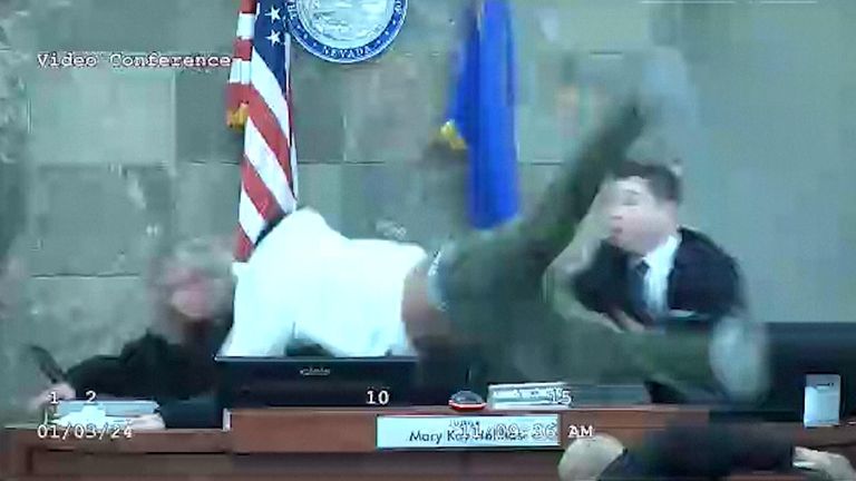 Astonishing moment defendant leaps at judge over court bench in Las ...