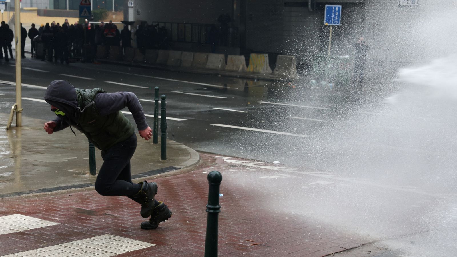 Brussels: Angry farmers launch manure and eggs at police near EU ...
