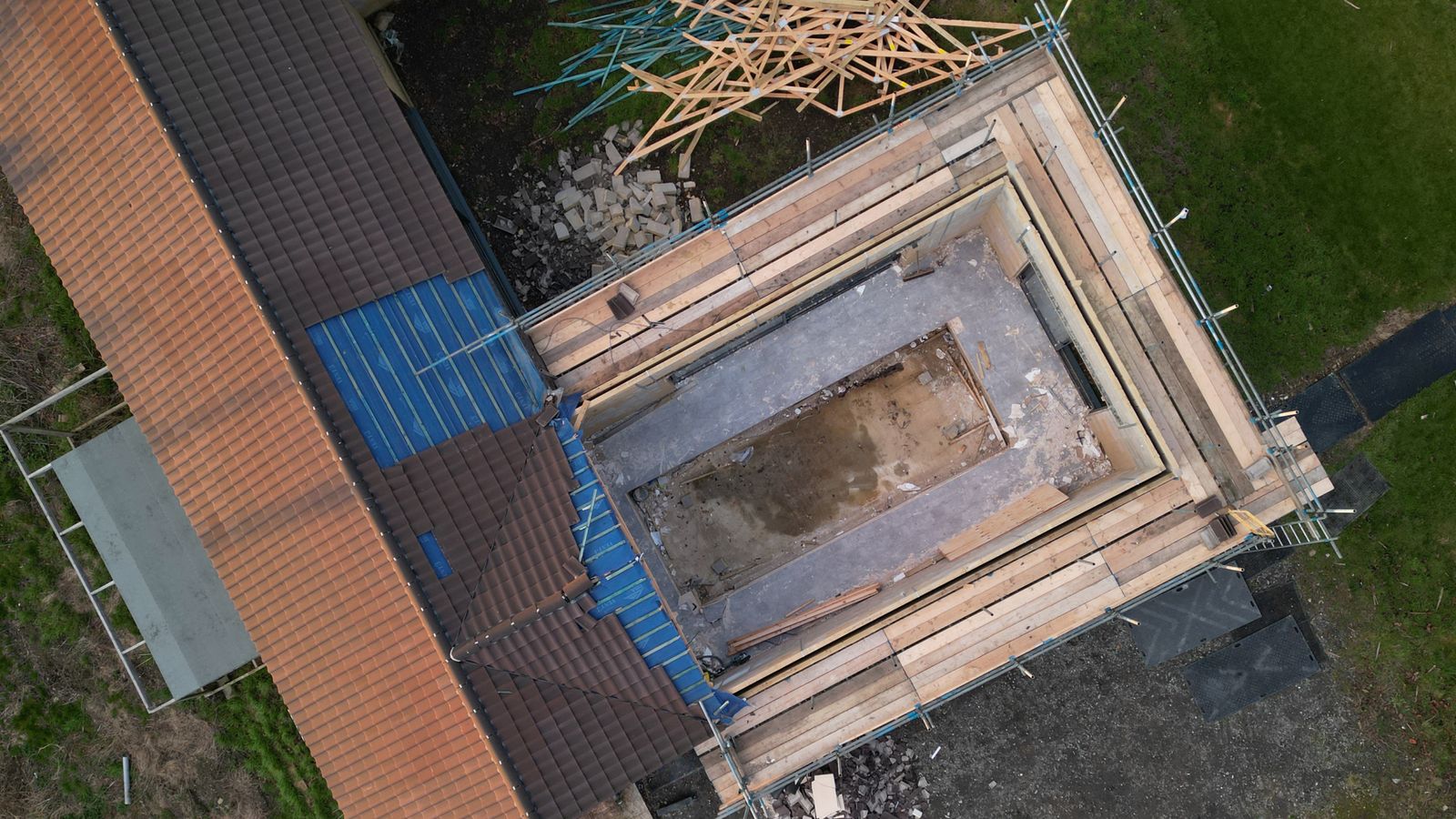 Pool hoisted out of spa block at home of Captain Sir Tom Moore's family ...