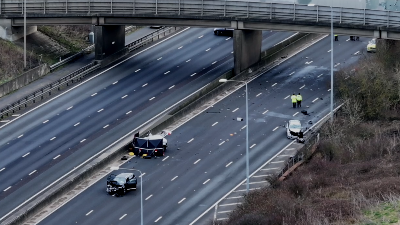 M25 crash: Woman dies in multi-vehicle motorway collision after police ...