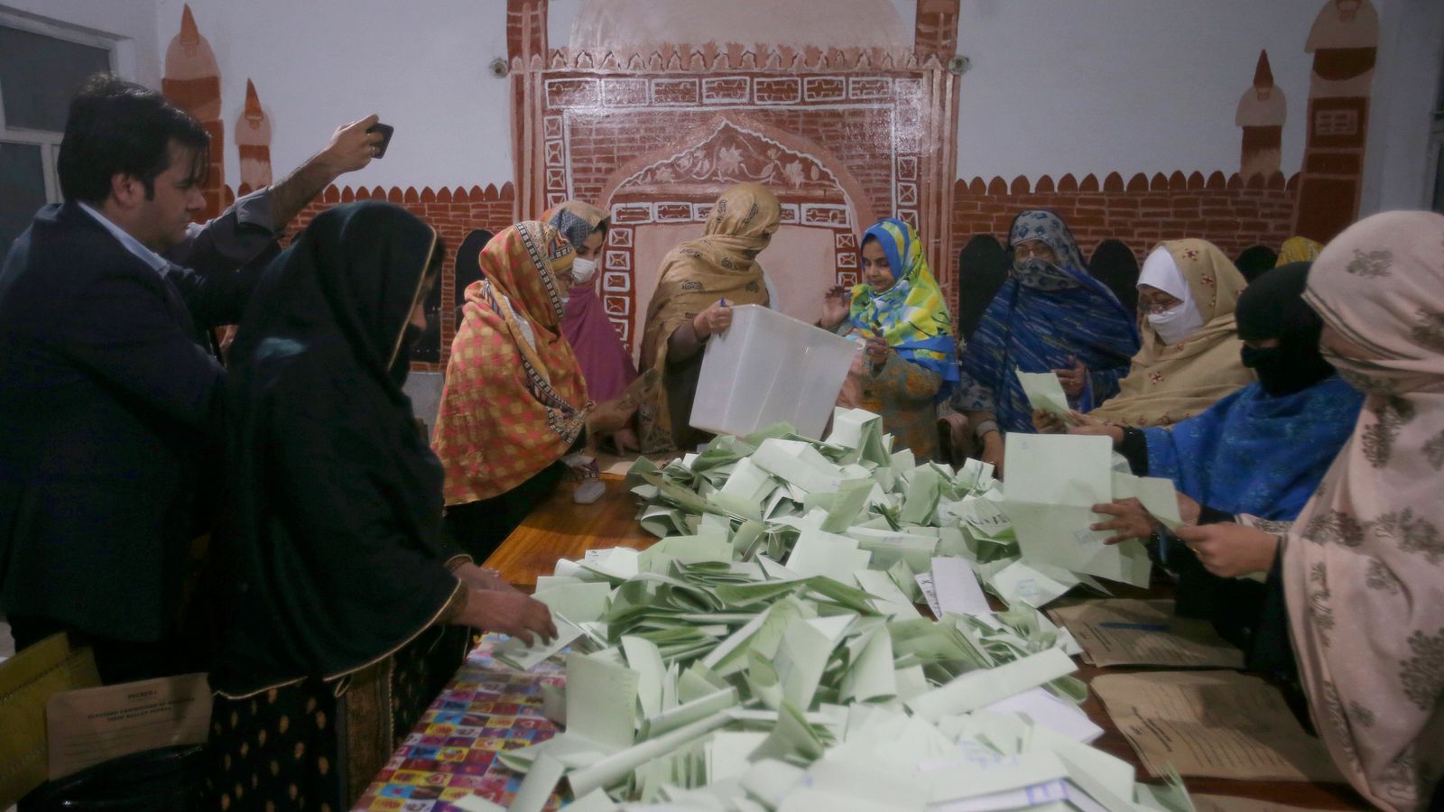 Pakistan elections: Two of country's biggest political parties agree to ...