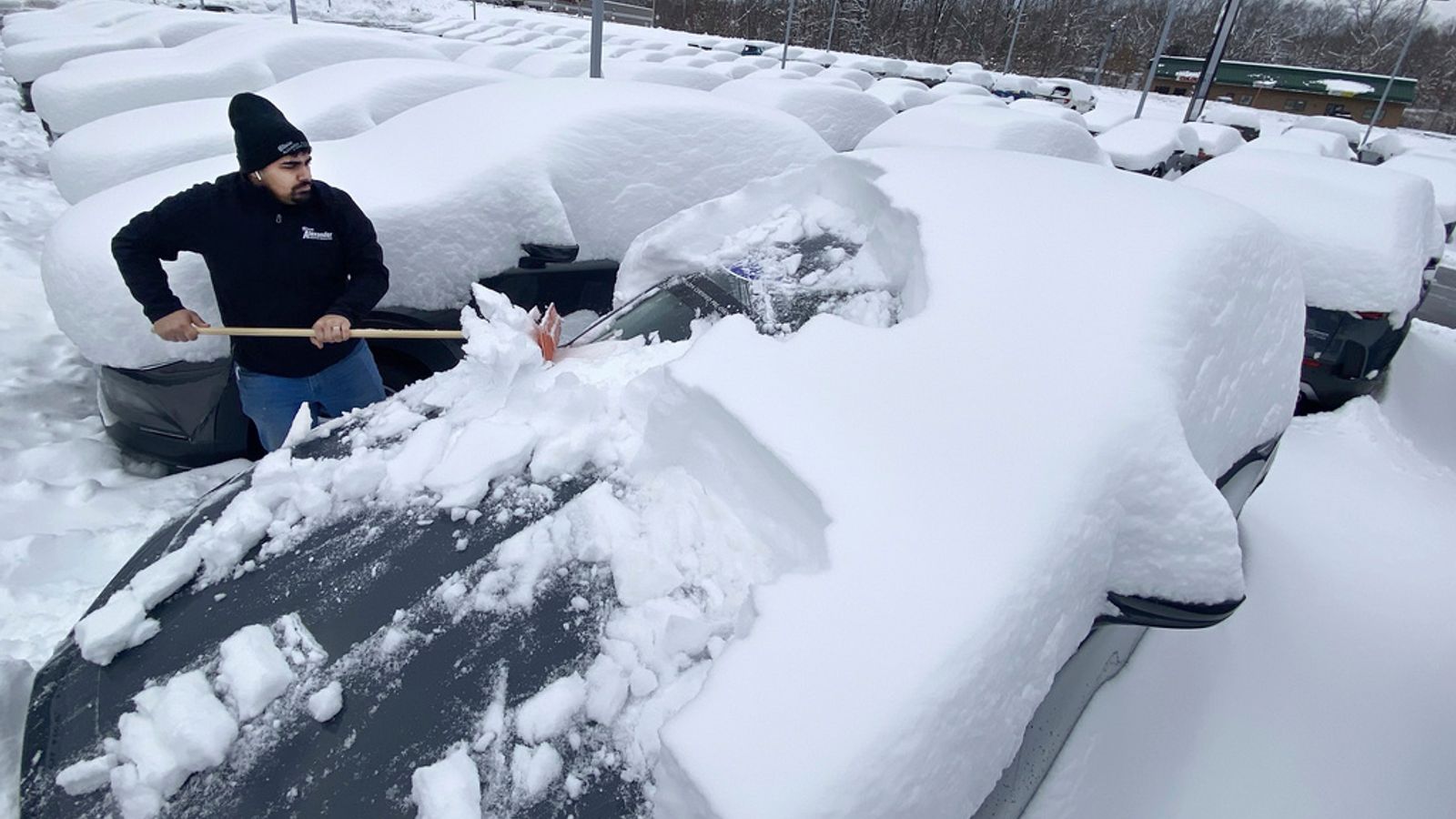 Storm Nor'easter: One dead as heavy snow and strong winds cause ...