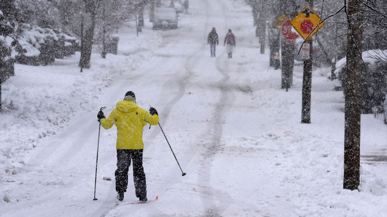Storm Nor'easter: One dead as heavy snow and strong winds cause ...