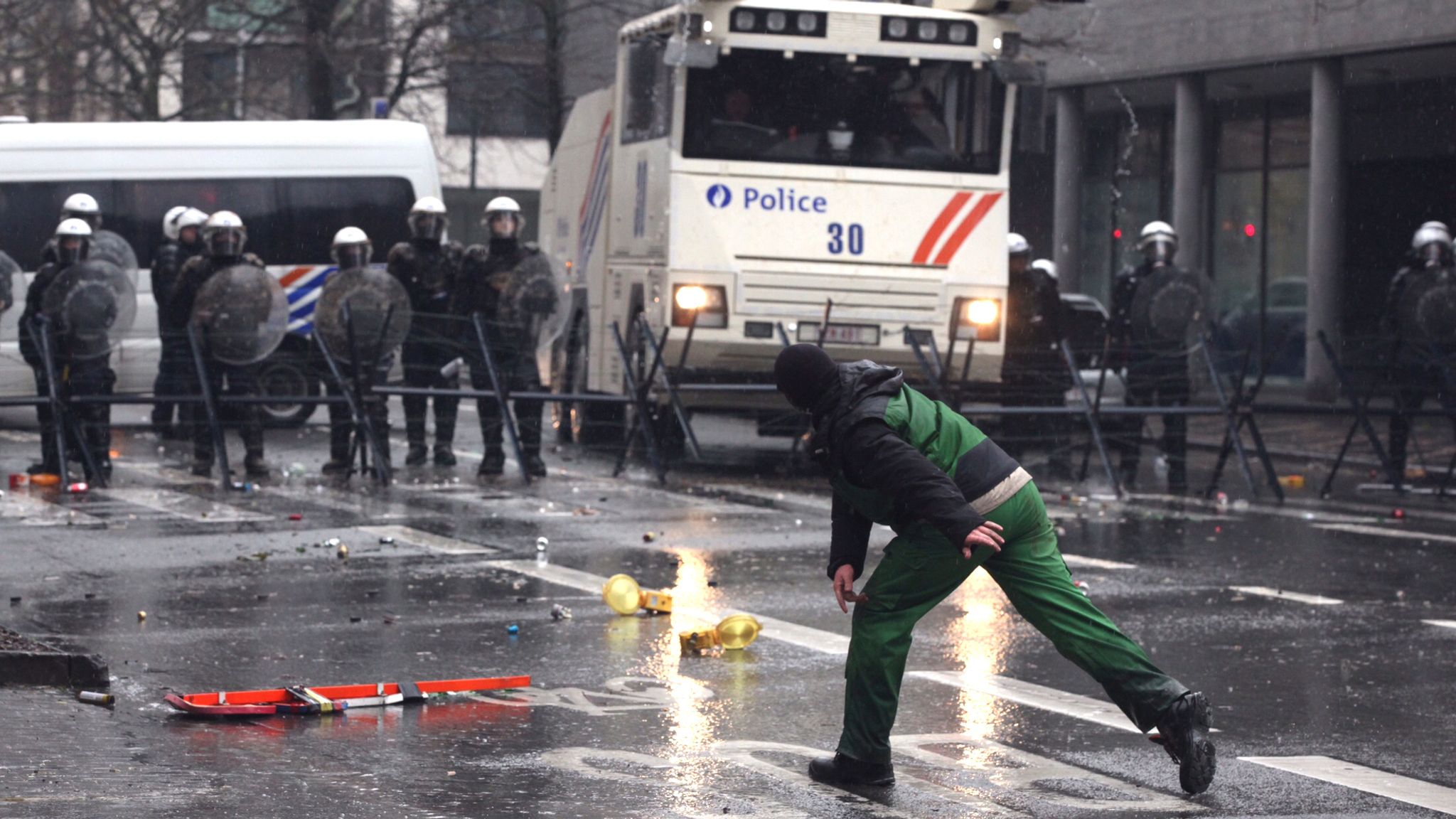 Brussels: Angry farmers launch manure and eggs at police near EU ...