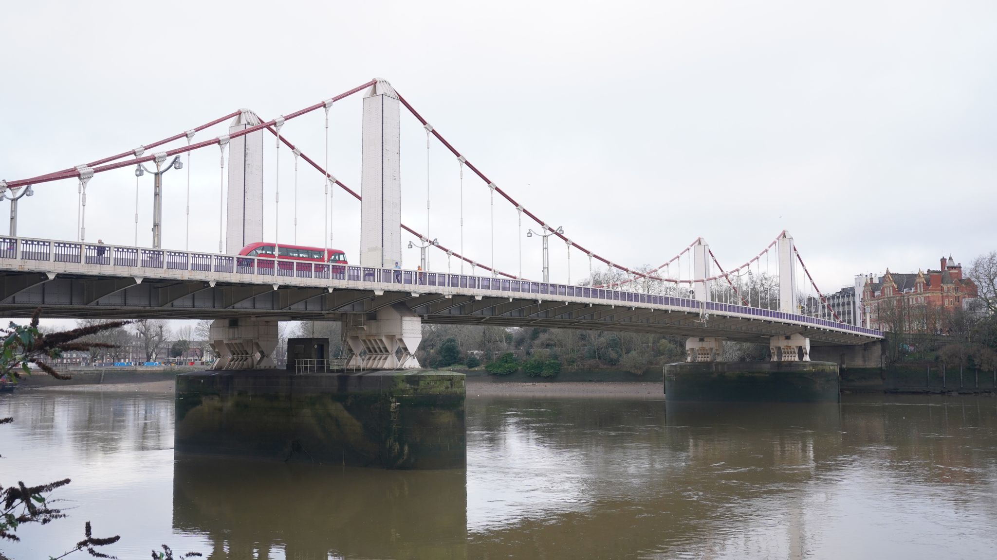 The 'traumatising' search for dead bodies in the Thames - and why ...