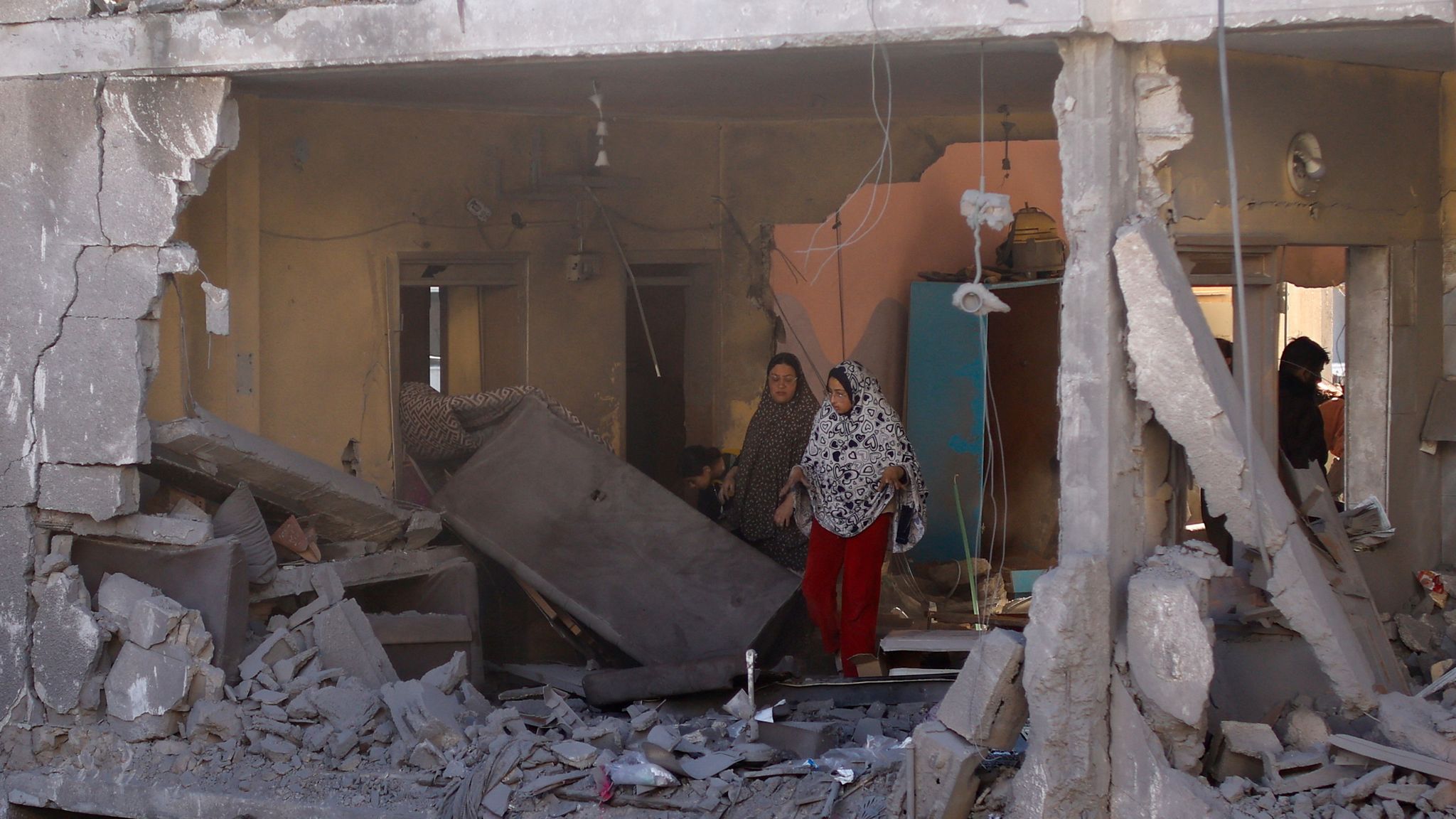 Israel-Hamas war: Street fighting in Gaza cities - as residents warn ...