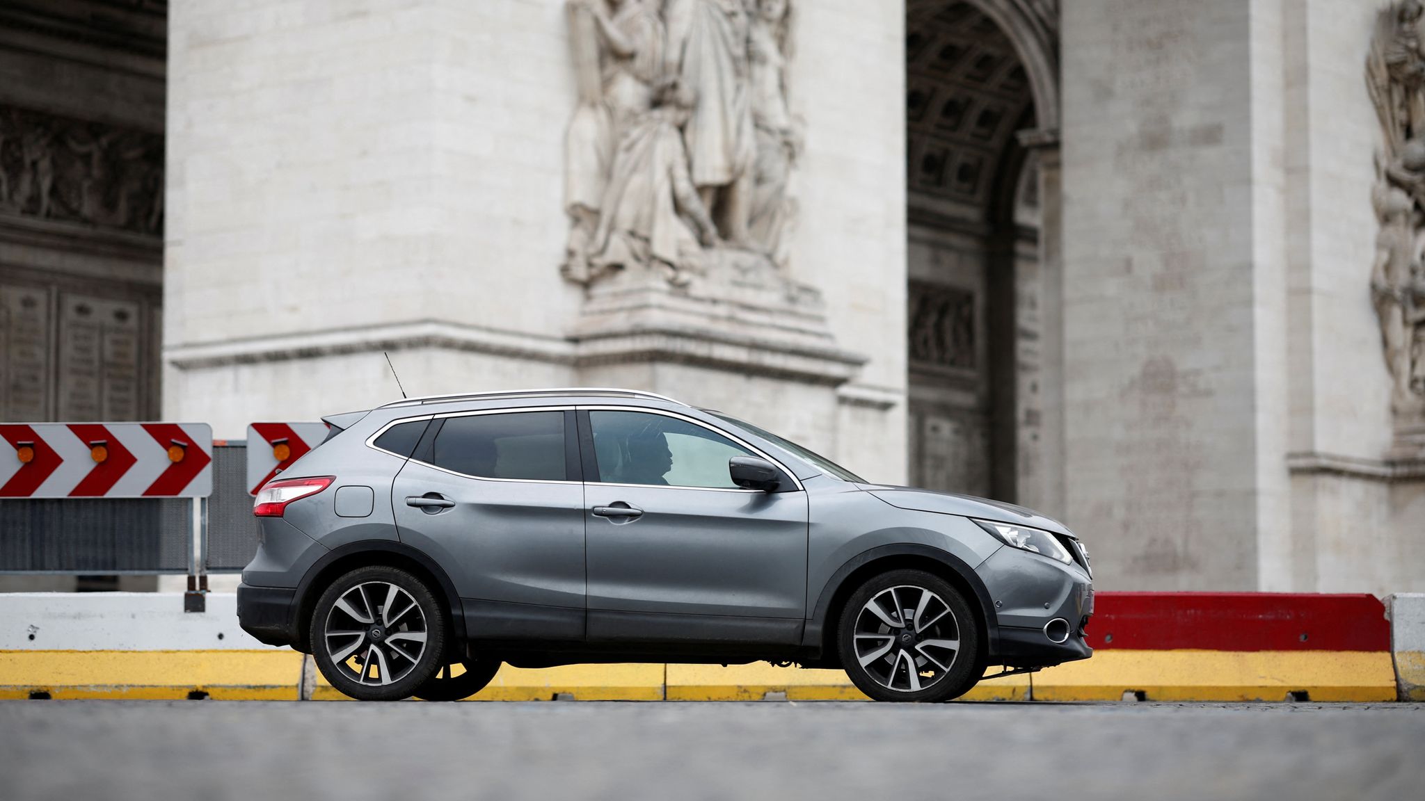 Paris votes to triple parking charges for some SUVs | World News | Sky News