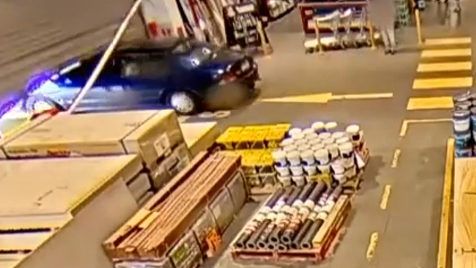 Thieves crash through warehouse door in dramatic escape | News UK Video ...