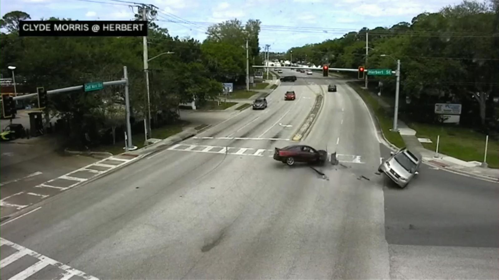 Florida: Two motorists who both ran red lights escape dramatic ...