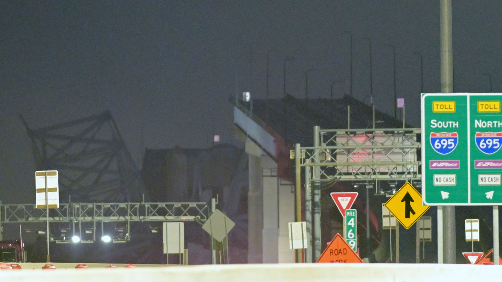 People and vehicles fall into water as Baltimore bridge collapses after ...