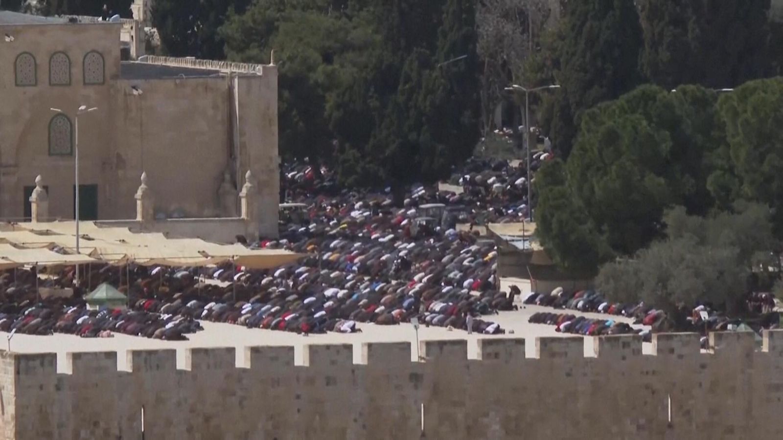 Ramadan: Thousands of worshippers gather in Jerusalem for second Friday ...