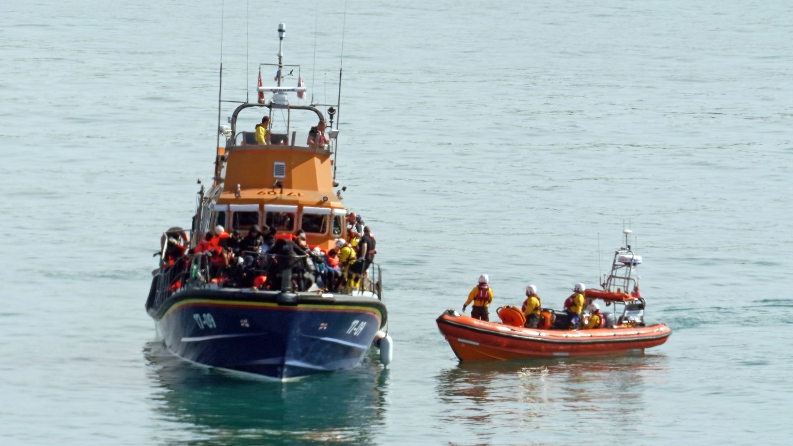 Video appears to show French police using aggressive tactics against ...