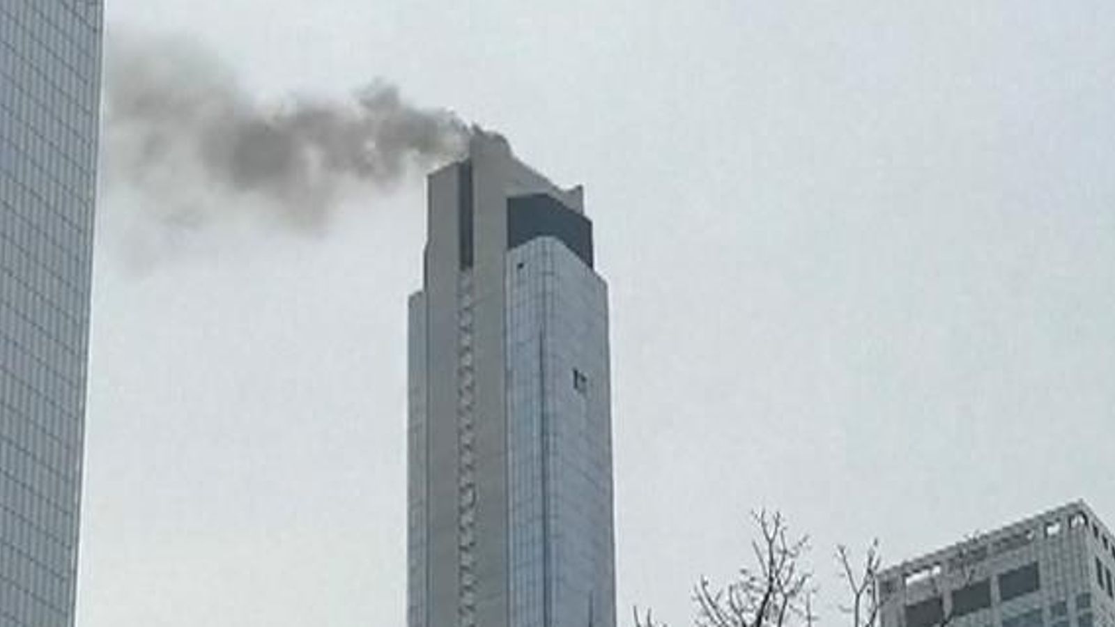 US: New York skyline clouded with smoke after a skyscraper caught fire ...