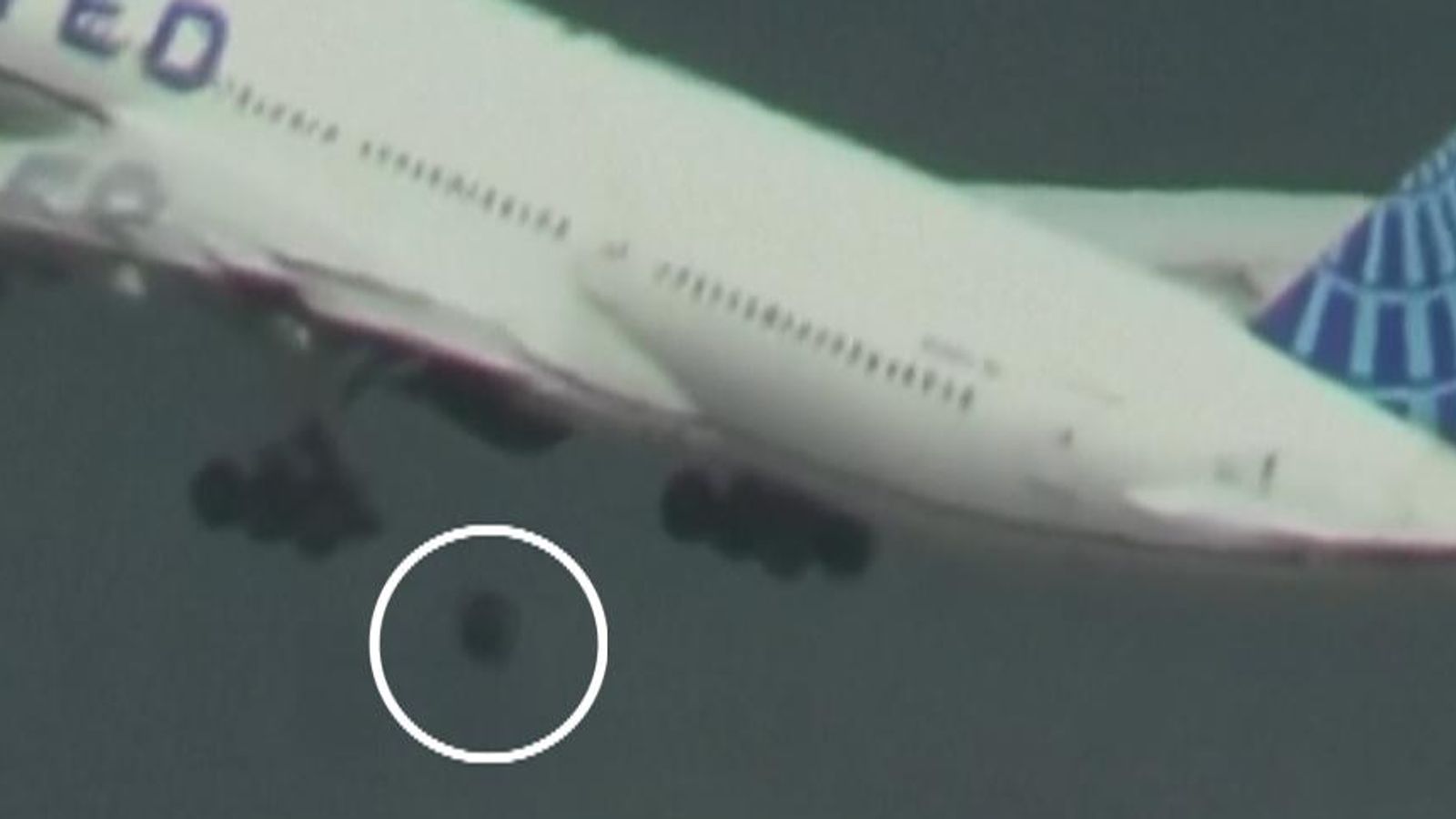 Moment United Airlines plane loses tyre during take-off in San ...